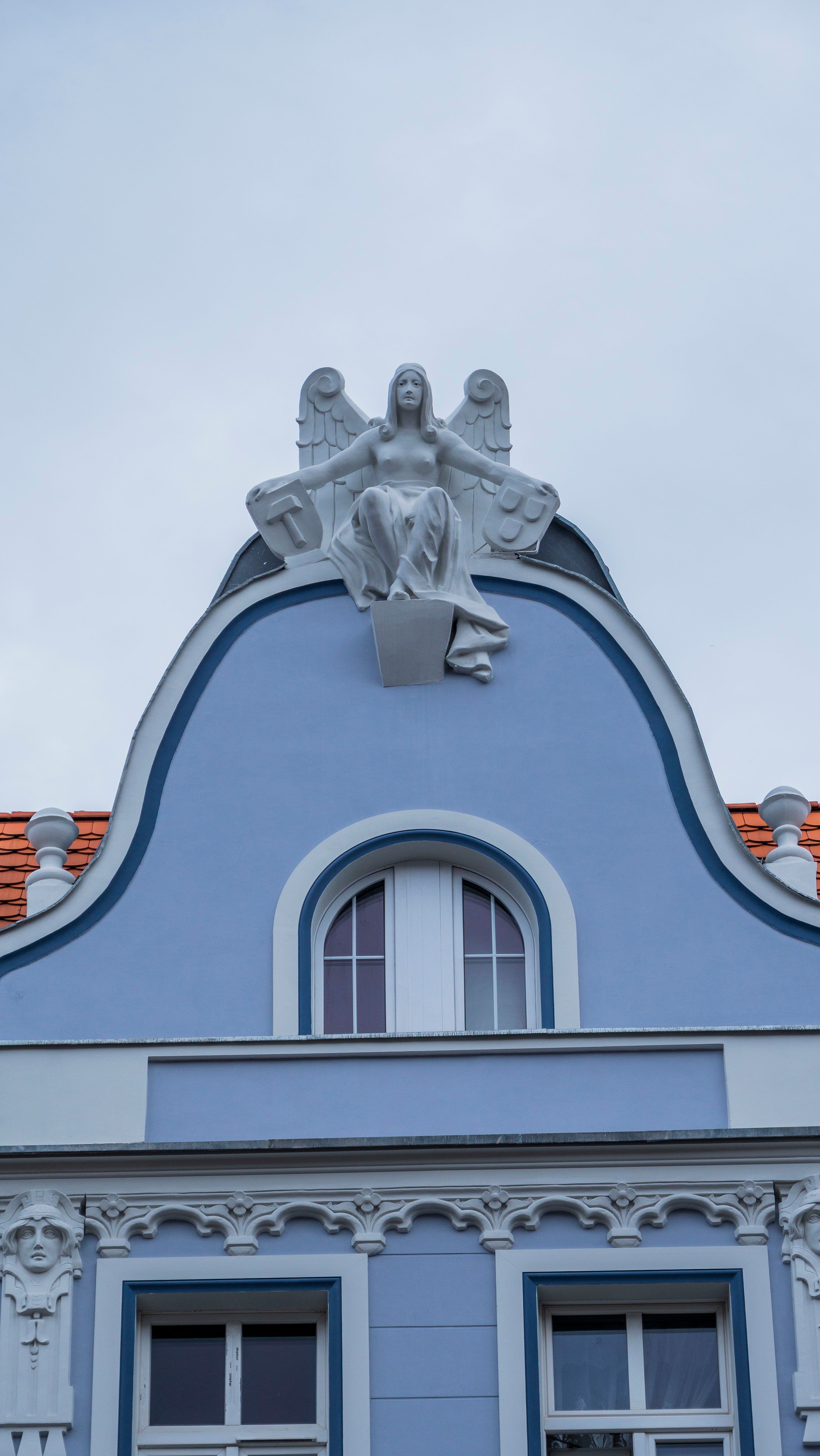 Statue On Roof Photos, Download The BEST Free Statue On Roof Stock ...