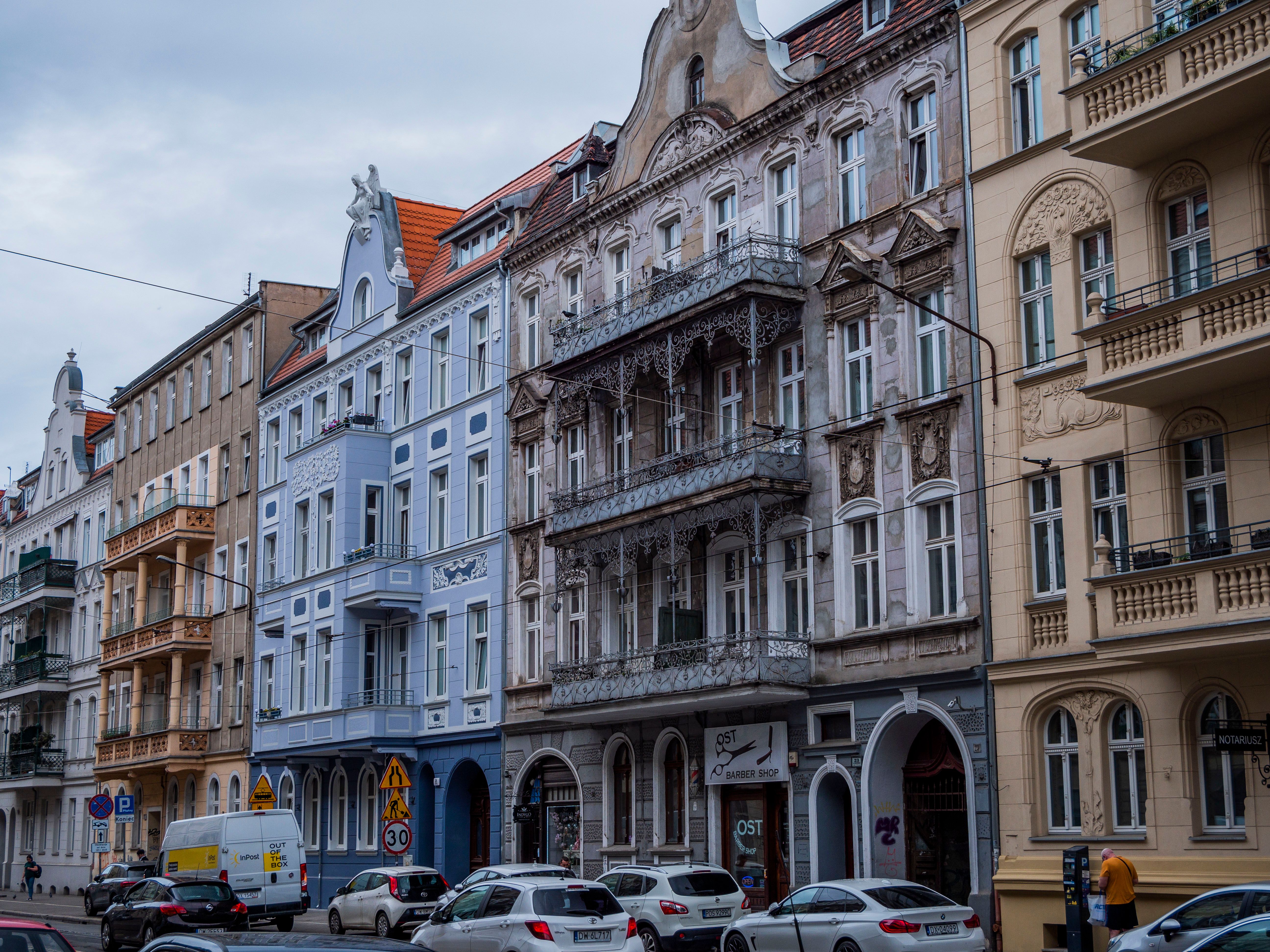 Charming European Street with Historic Architecture · Free Stock Photo