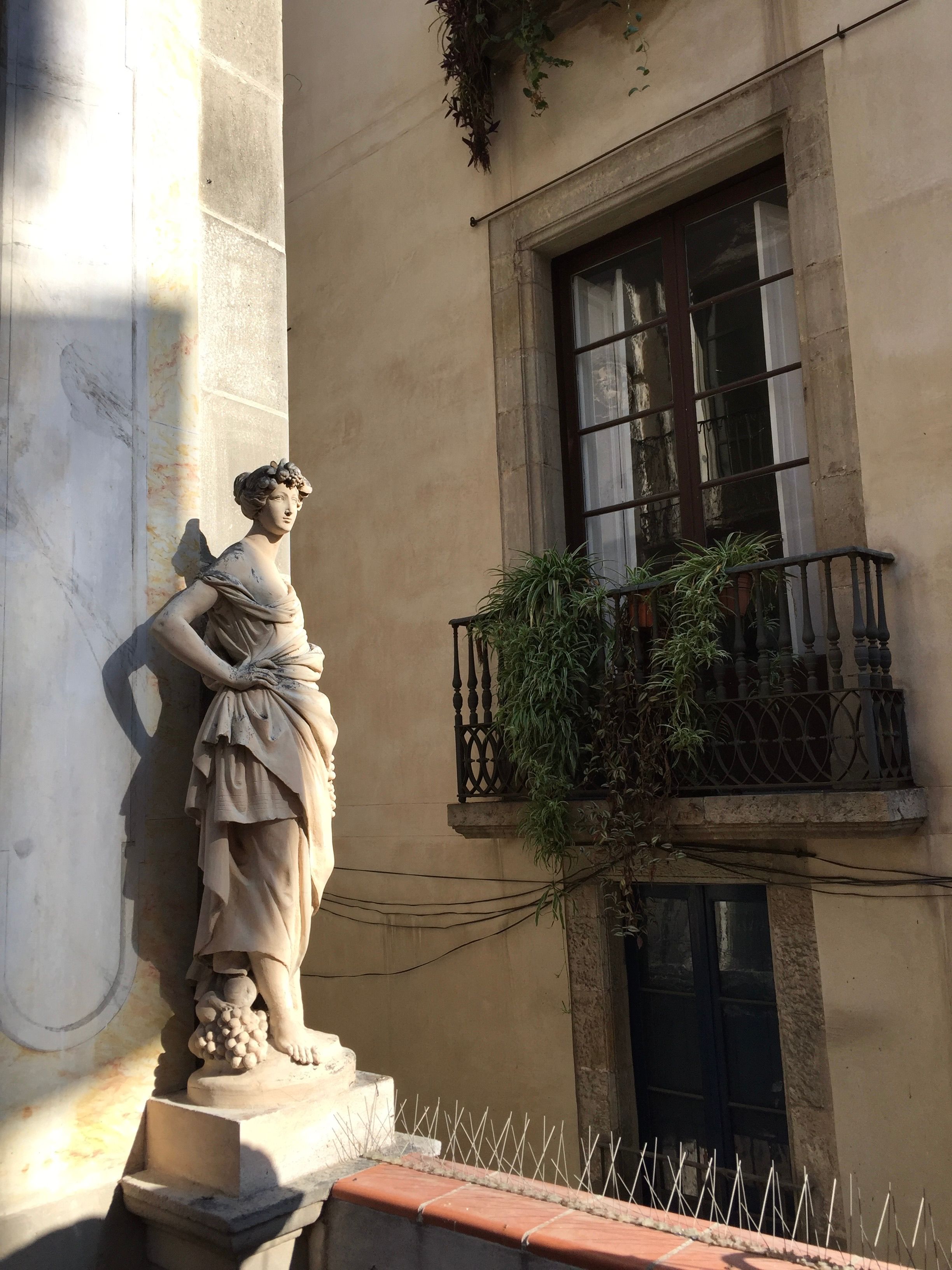 Elegant Marble Statue in Sunlit Courtyard · Free Stock Photo