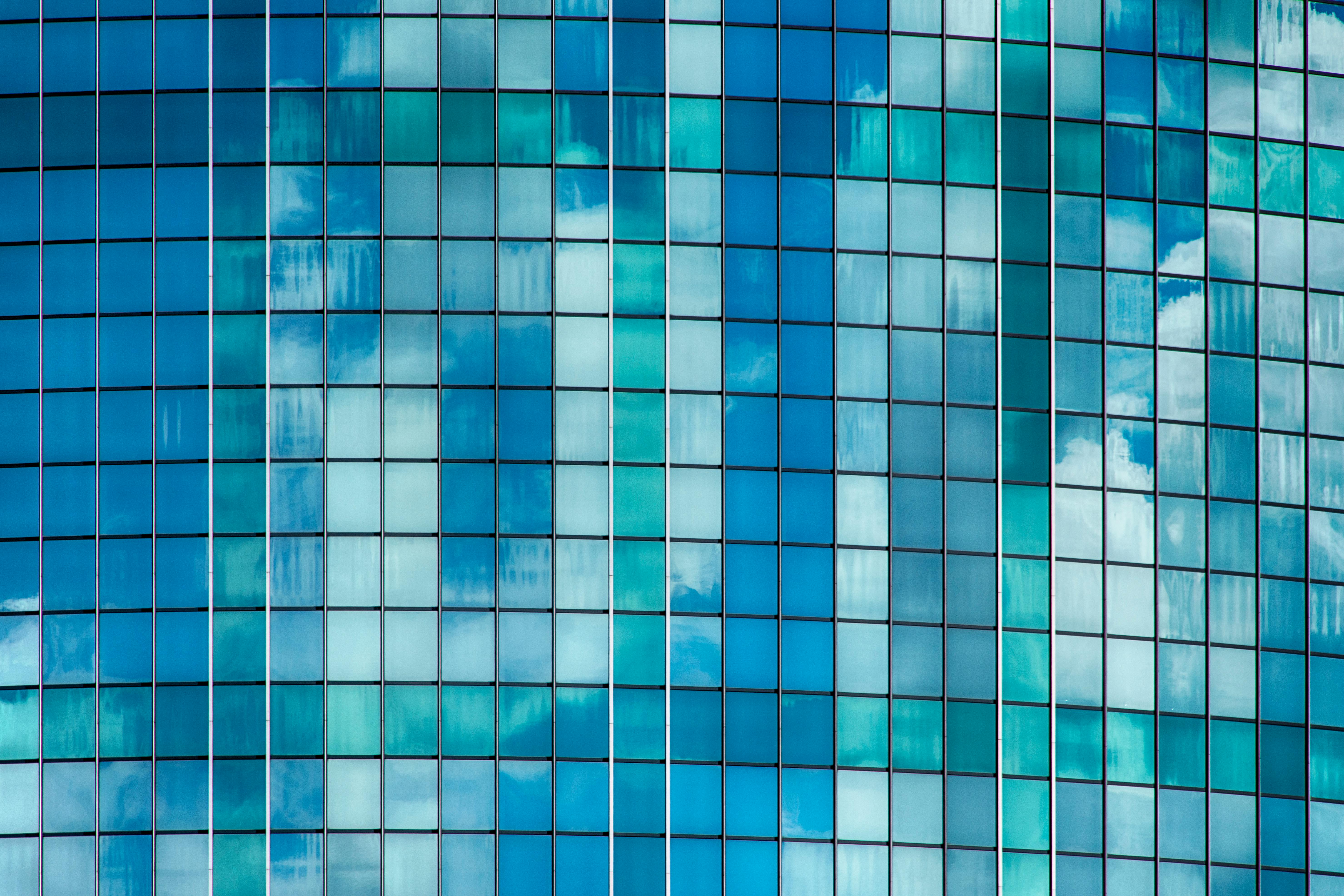 Reflective Glass Facade with Cloud Patterns · Free Stock Photo
