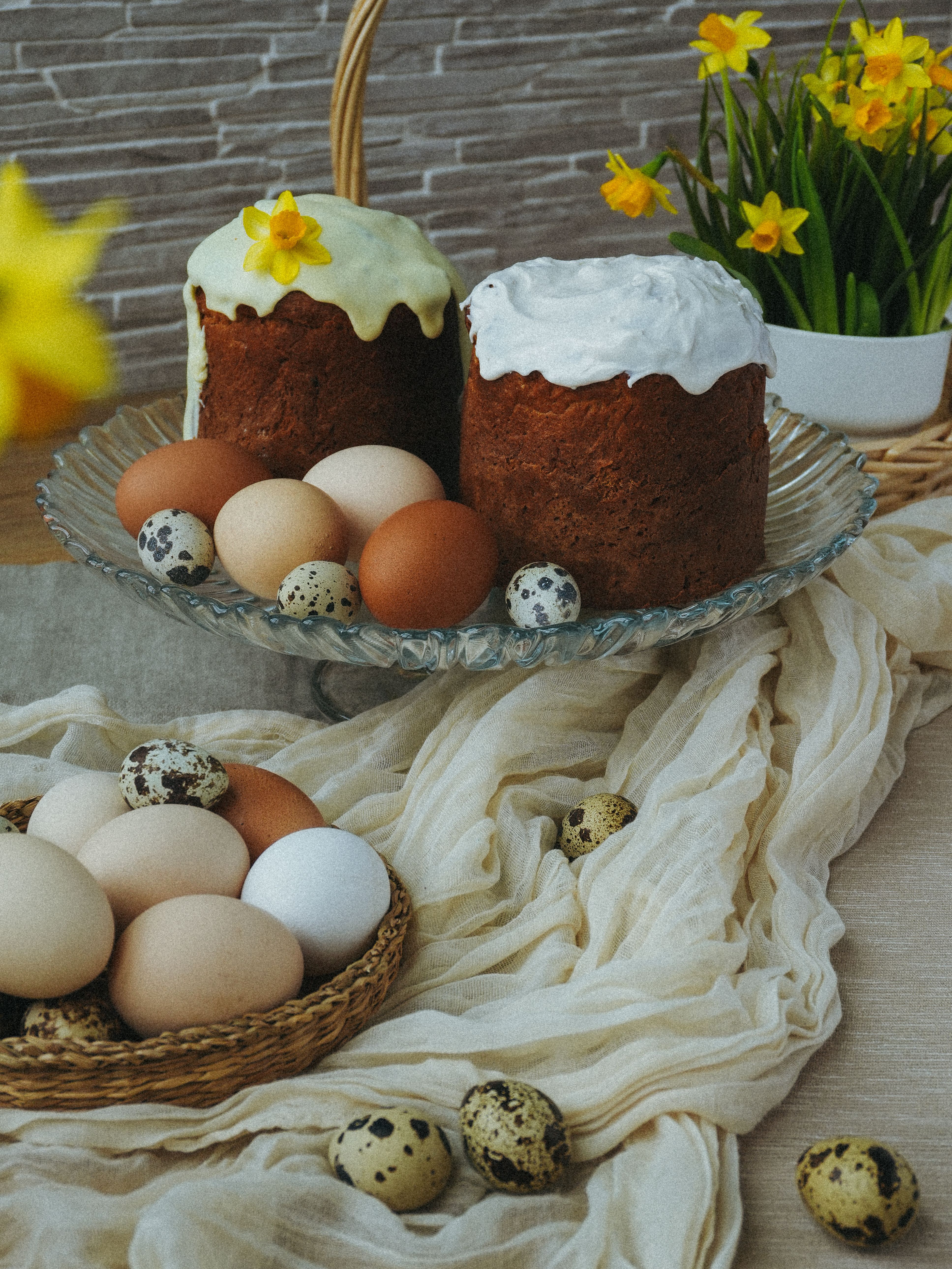 Traditional Easter Cakes with Eggs and Daffodils · Free Stock Photo