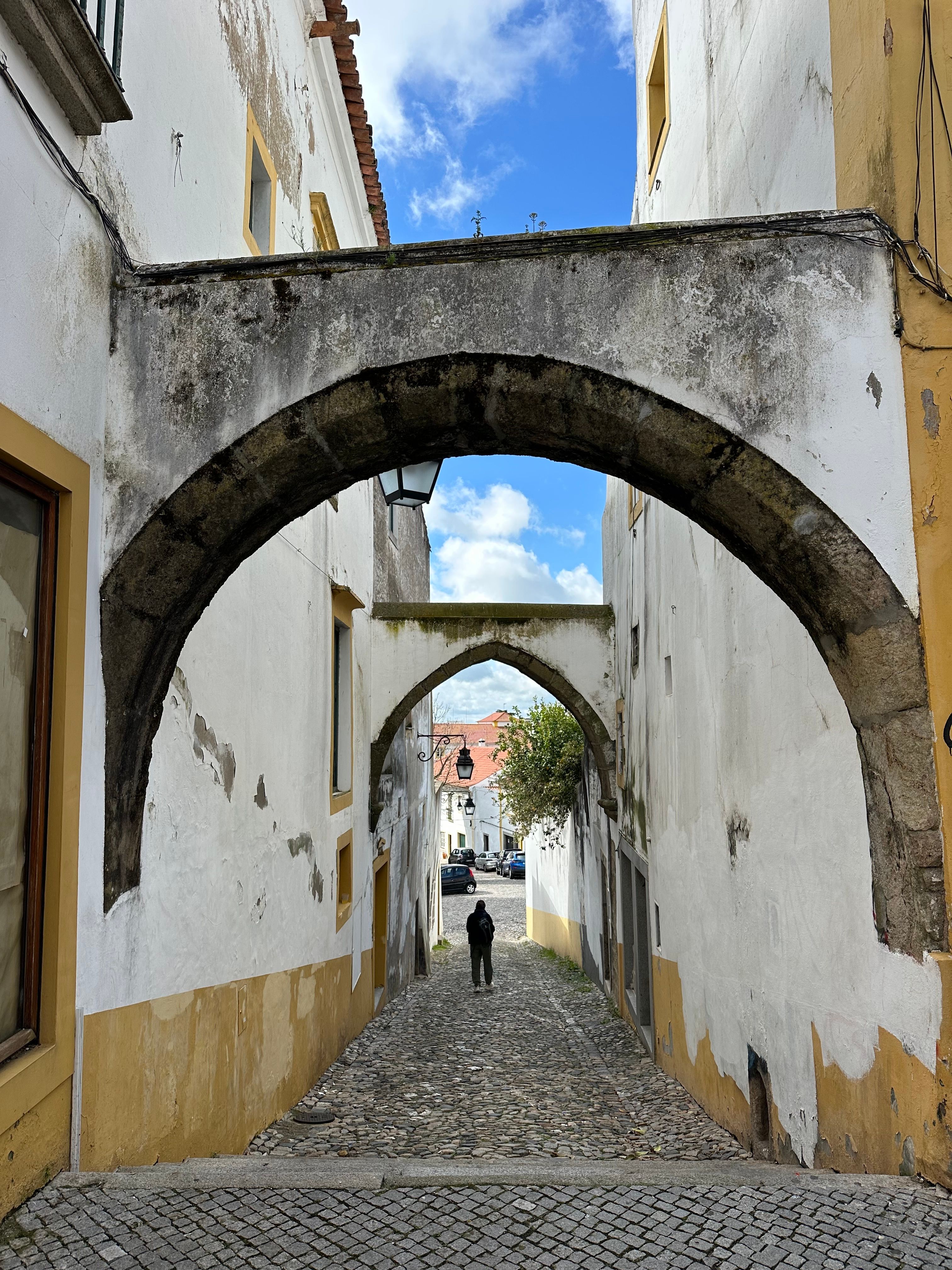 Historic Arched Street in Évora, Portugal · Free Stock Photo