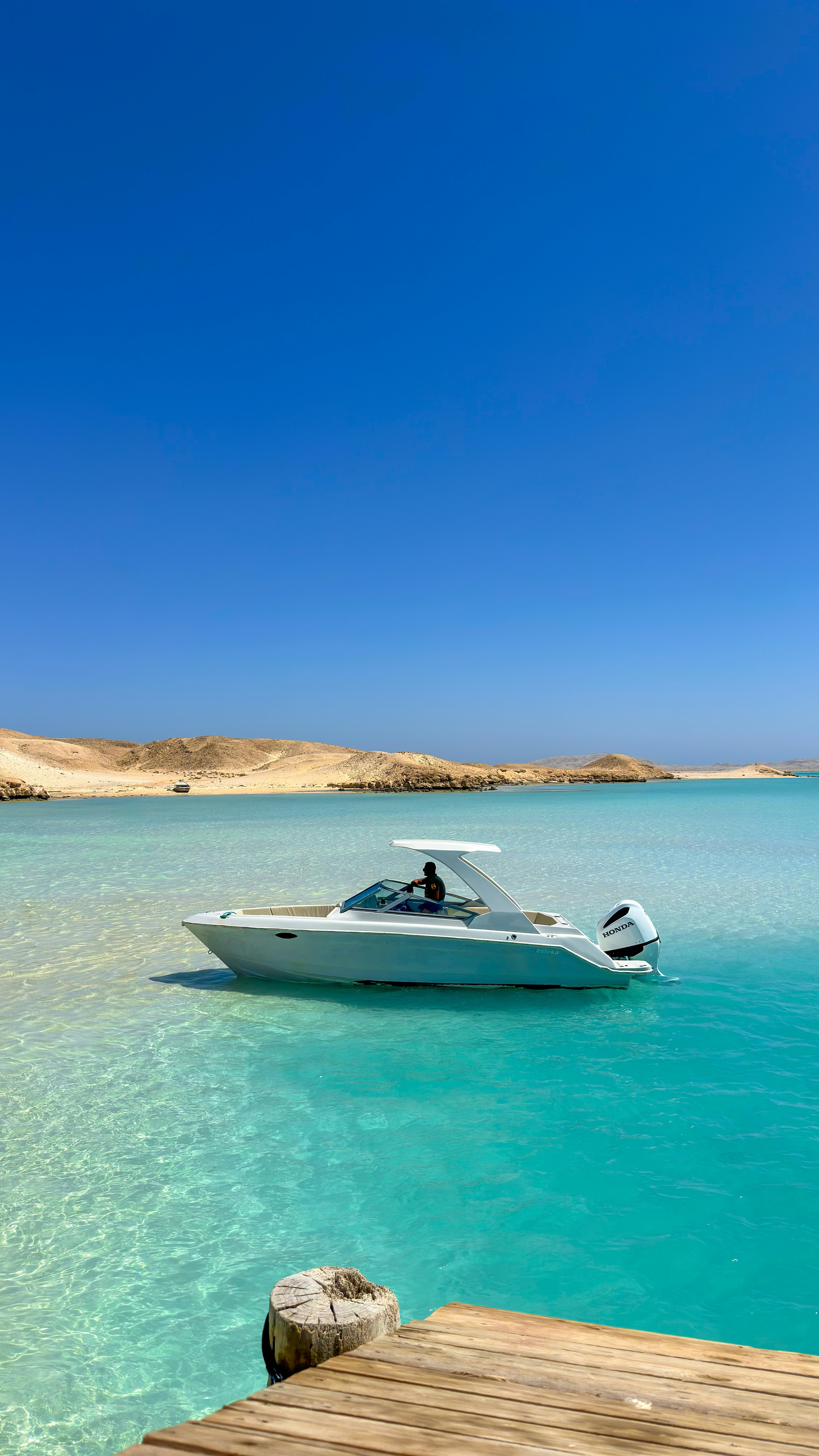 Serene Red Sea Boat Scene with Clear Skies · Free Stock Photo