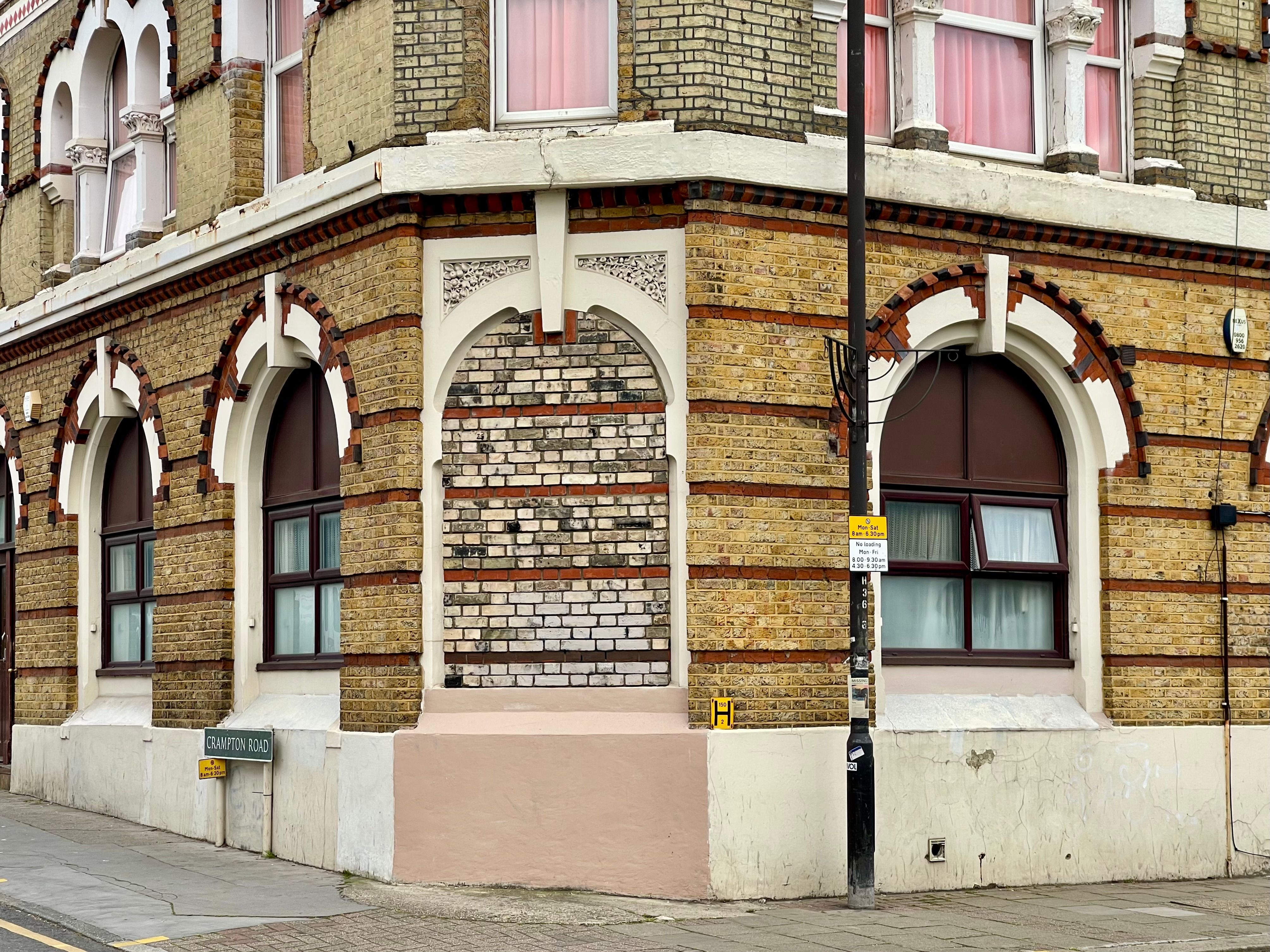 Historic Brick Building Corner in Urban Area · Free Stock Photo