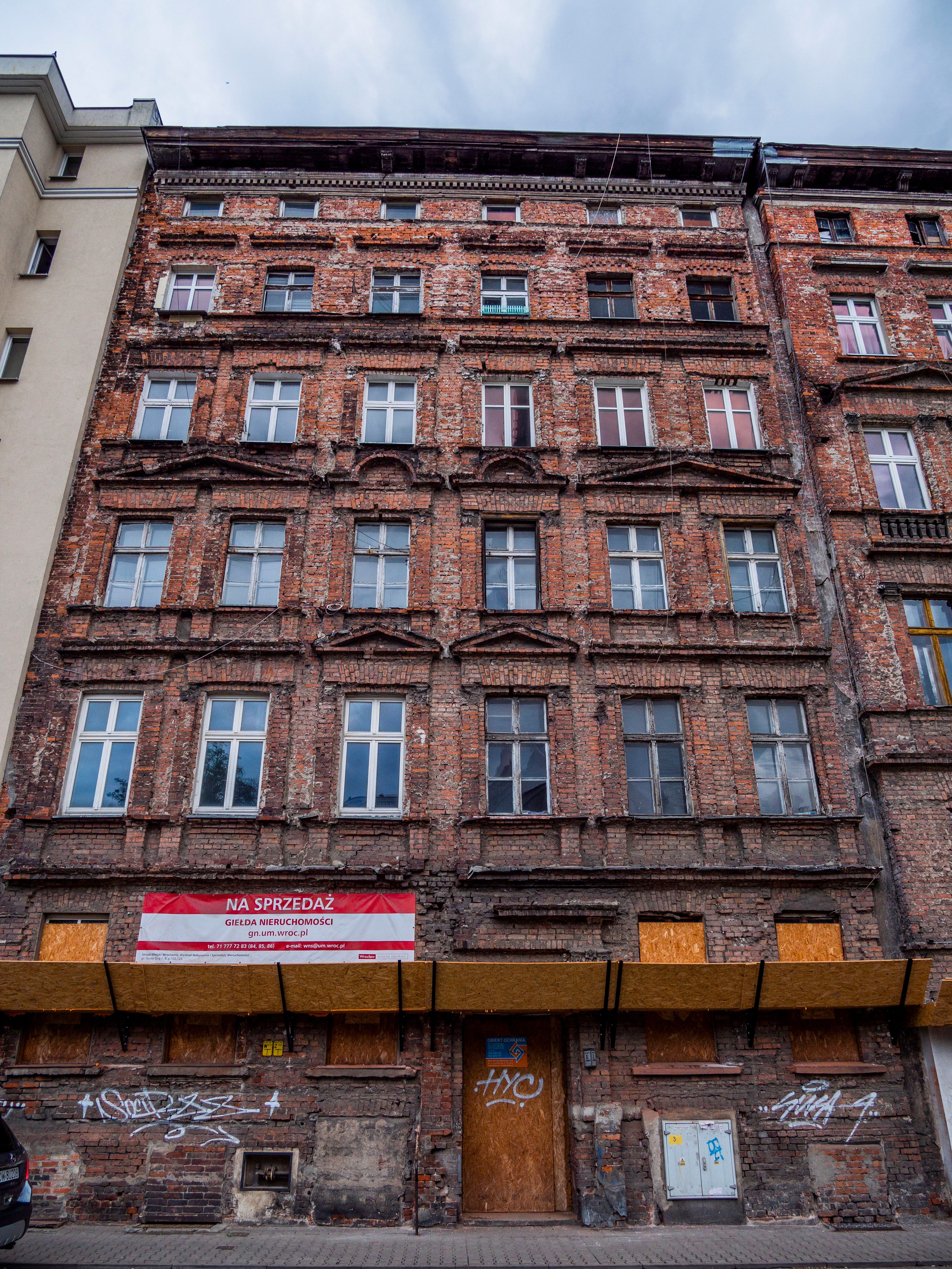 Edificio Histórico De Ladrillo En Venta En Entorno Urbano · Foto de ...