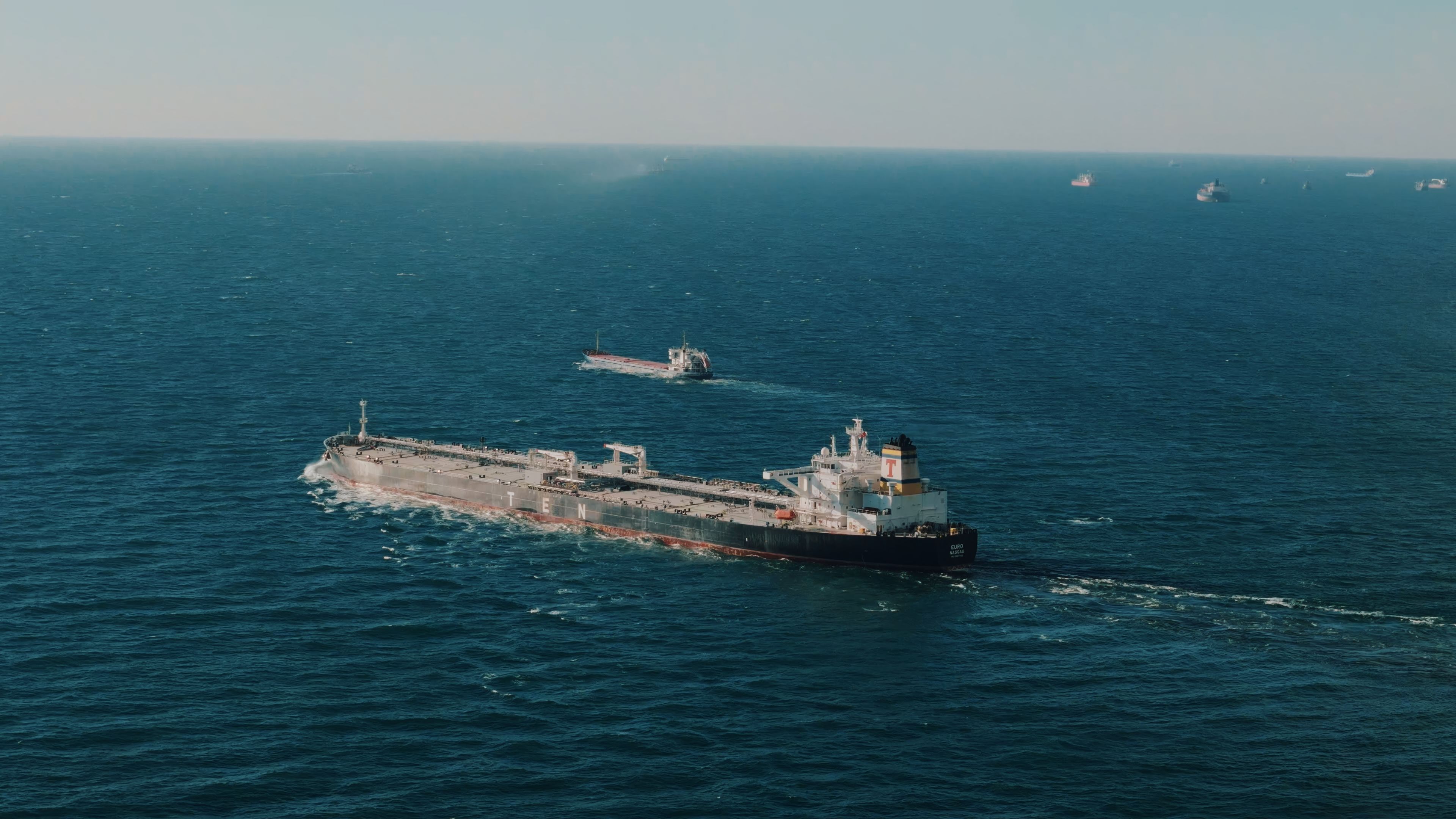 Vue Aérienne D'un Pétrolier En Mer Près D'istanbul · Photo gratuite