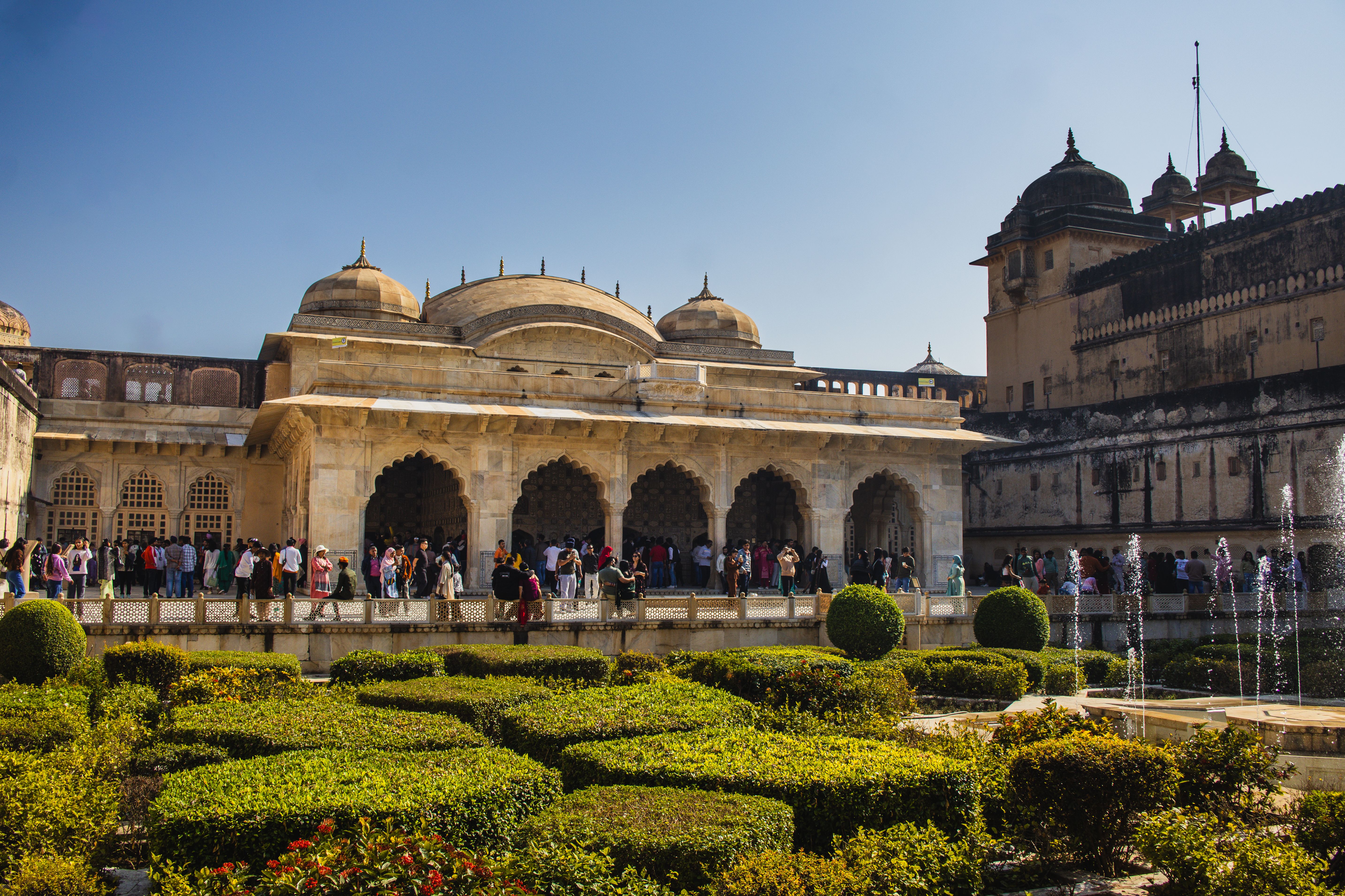 Amber Fort Courtyard with Visitors on Sunny Day · Free Stock Photo