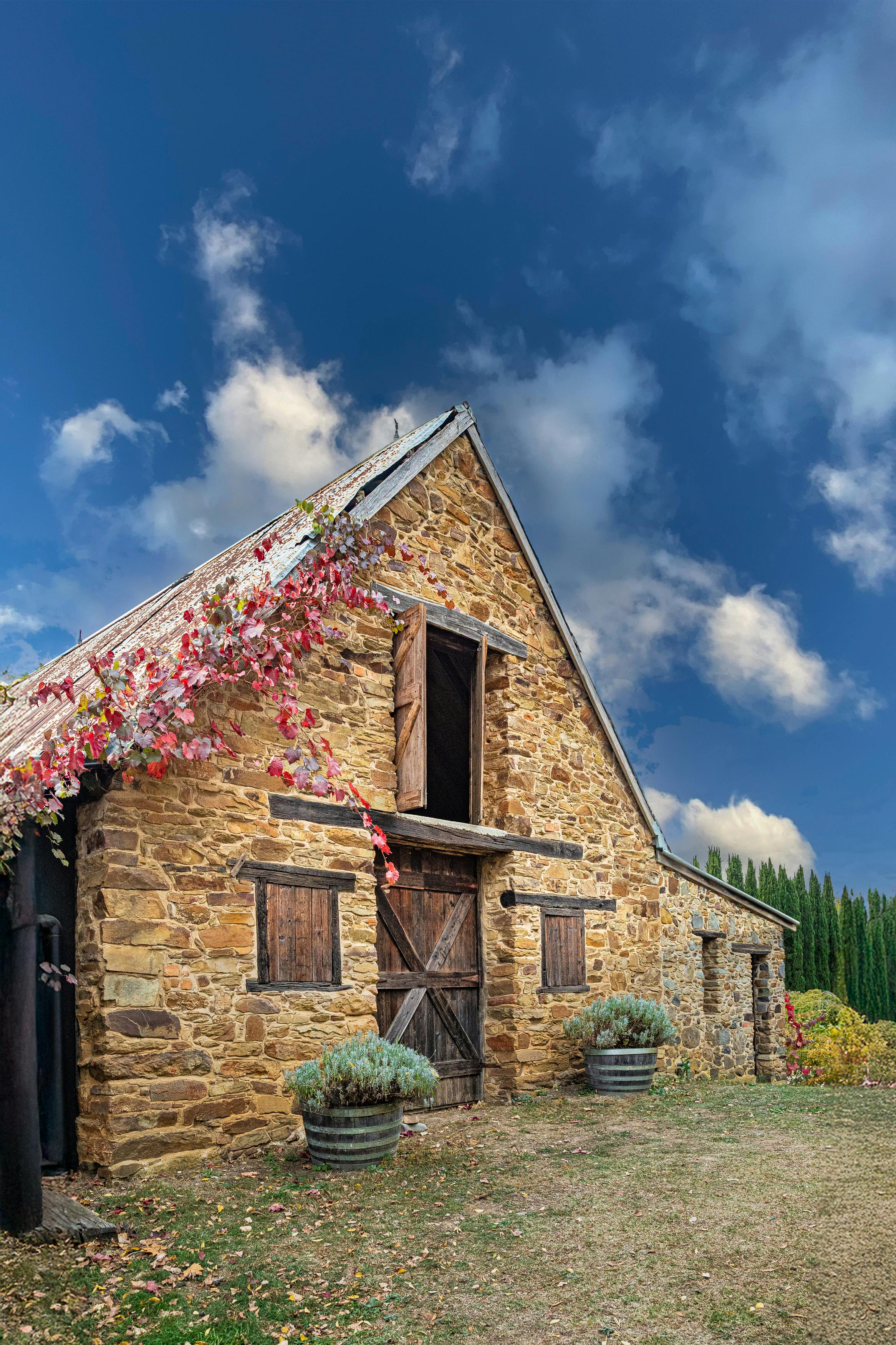 Rustic Stone Barn in Daylesford Farm Setting · Free Stock Photo