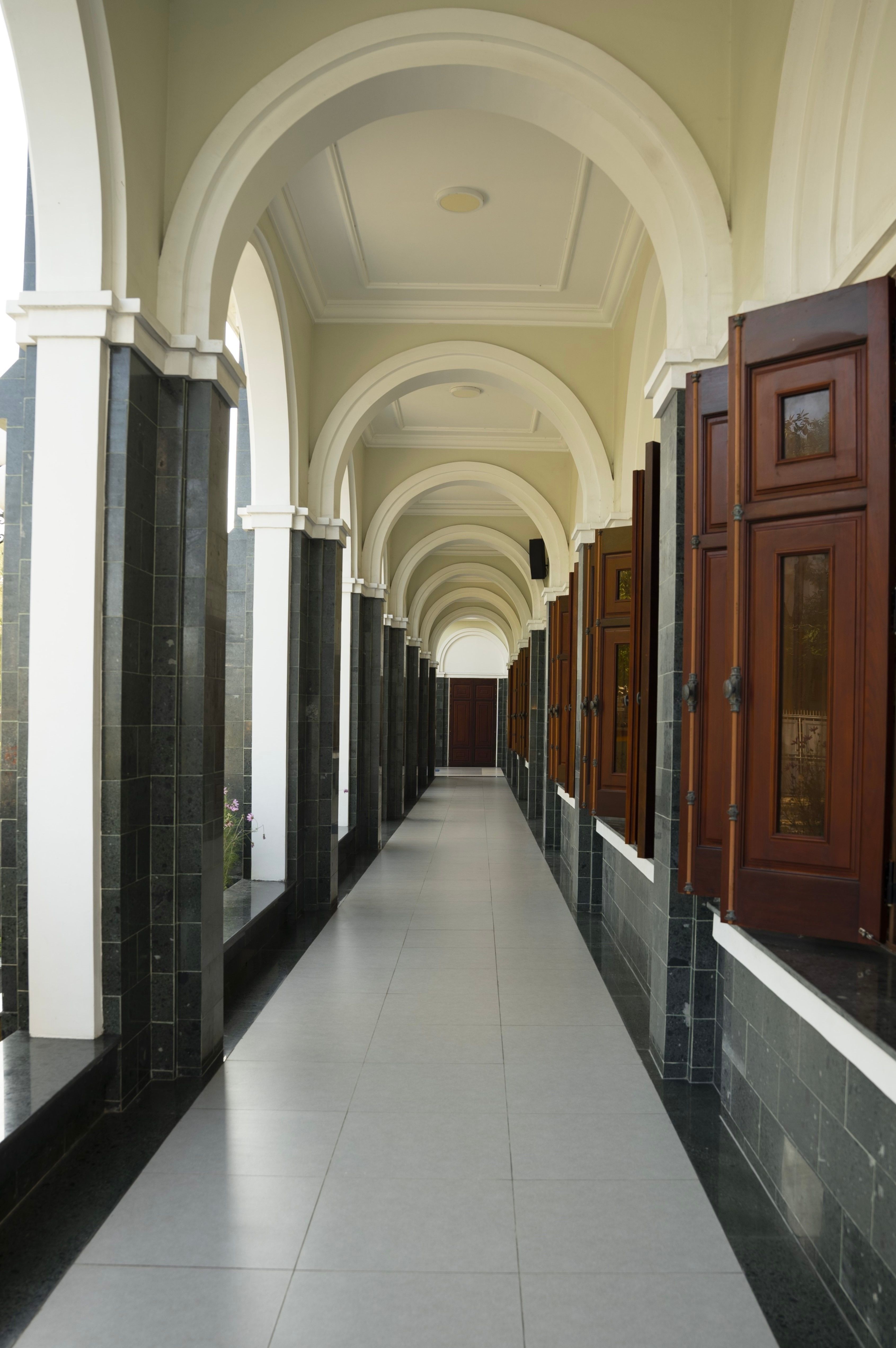 Elegant Arched Hallway with Classic Architecture · Free Stock Photo