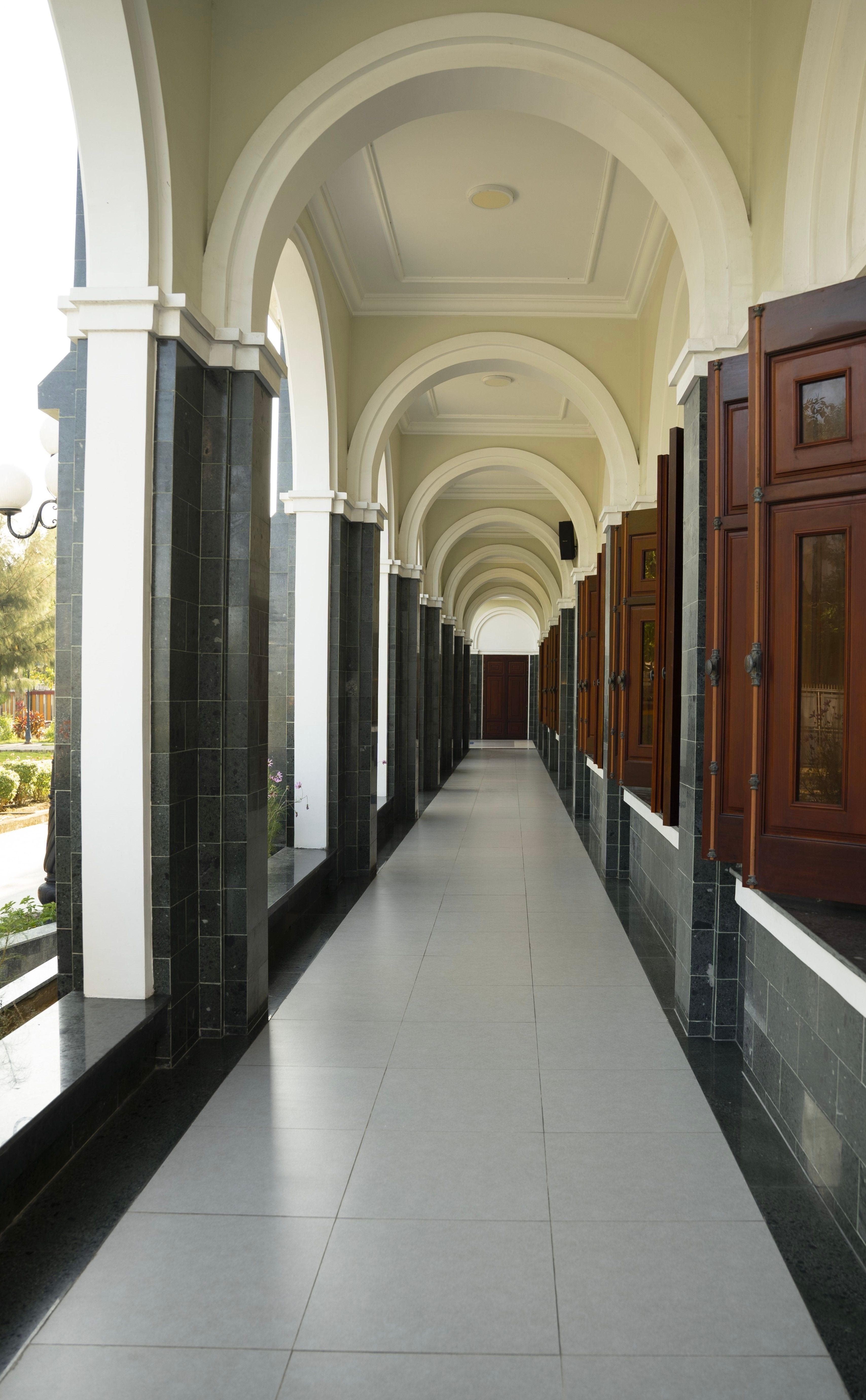Elegant Architectural Corridor with Arched Design · Free Stock Photo