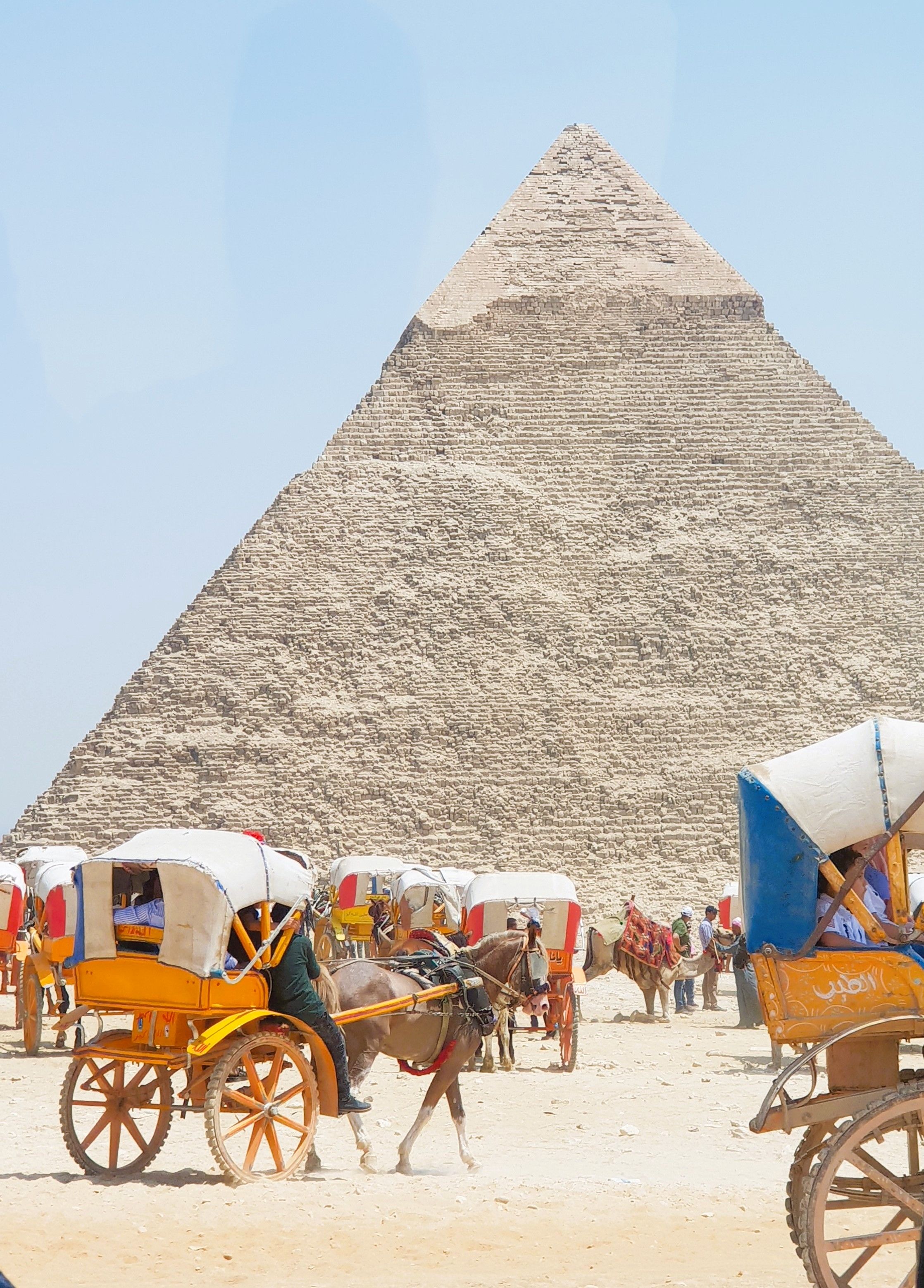 Horse-drawn Carriages at the Great Pyramid of Giza · Free Stock Photo