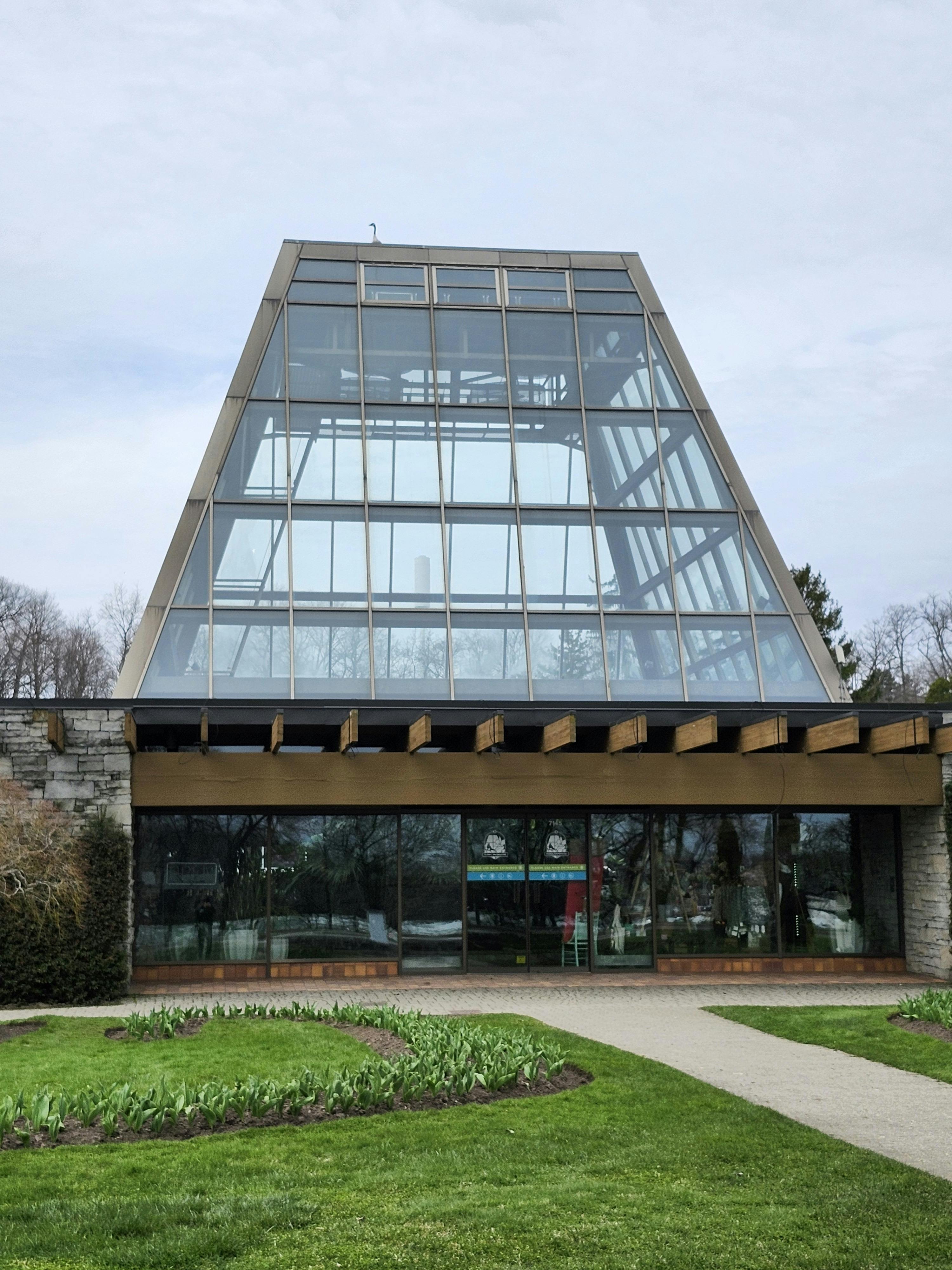 Estructura Arquitectónica De Pirámide De Cristal Moderna · Foto de ...