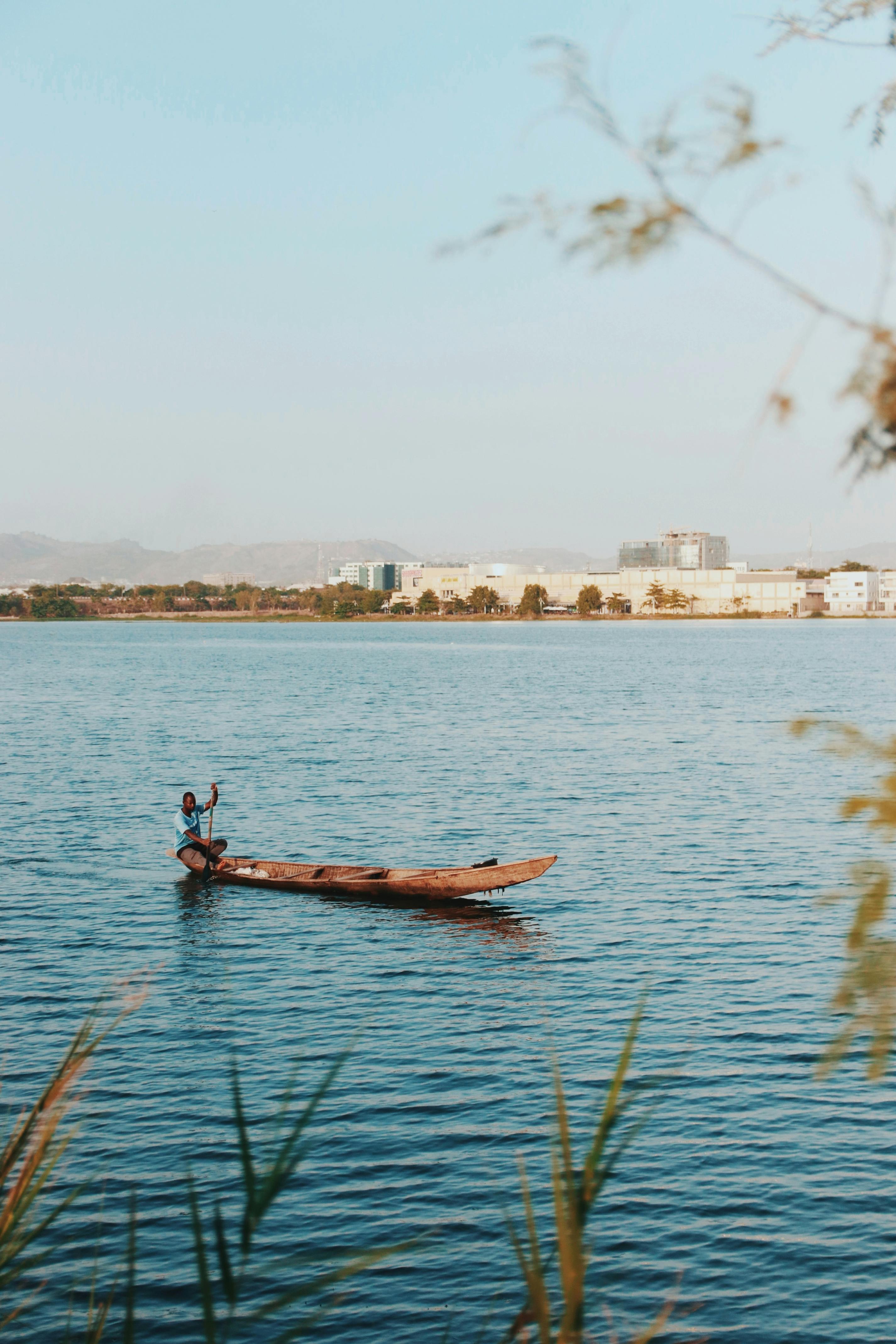 Tranquil Boat Ride on Expansive Lake · Free Stock Photo