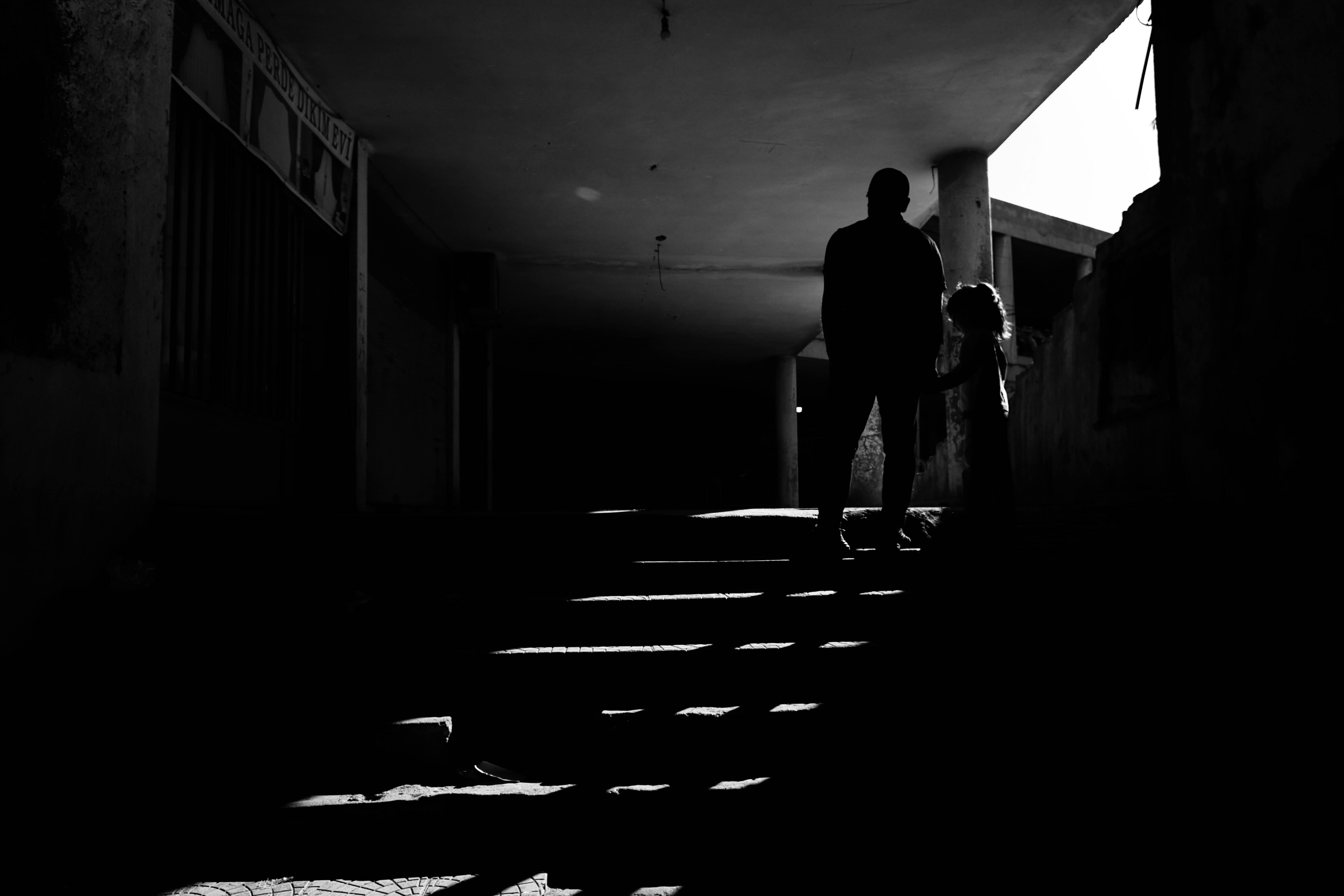 Silueta De Padre E Hijo En Sombras Urbanas Foto De Stock Gratuita