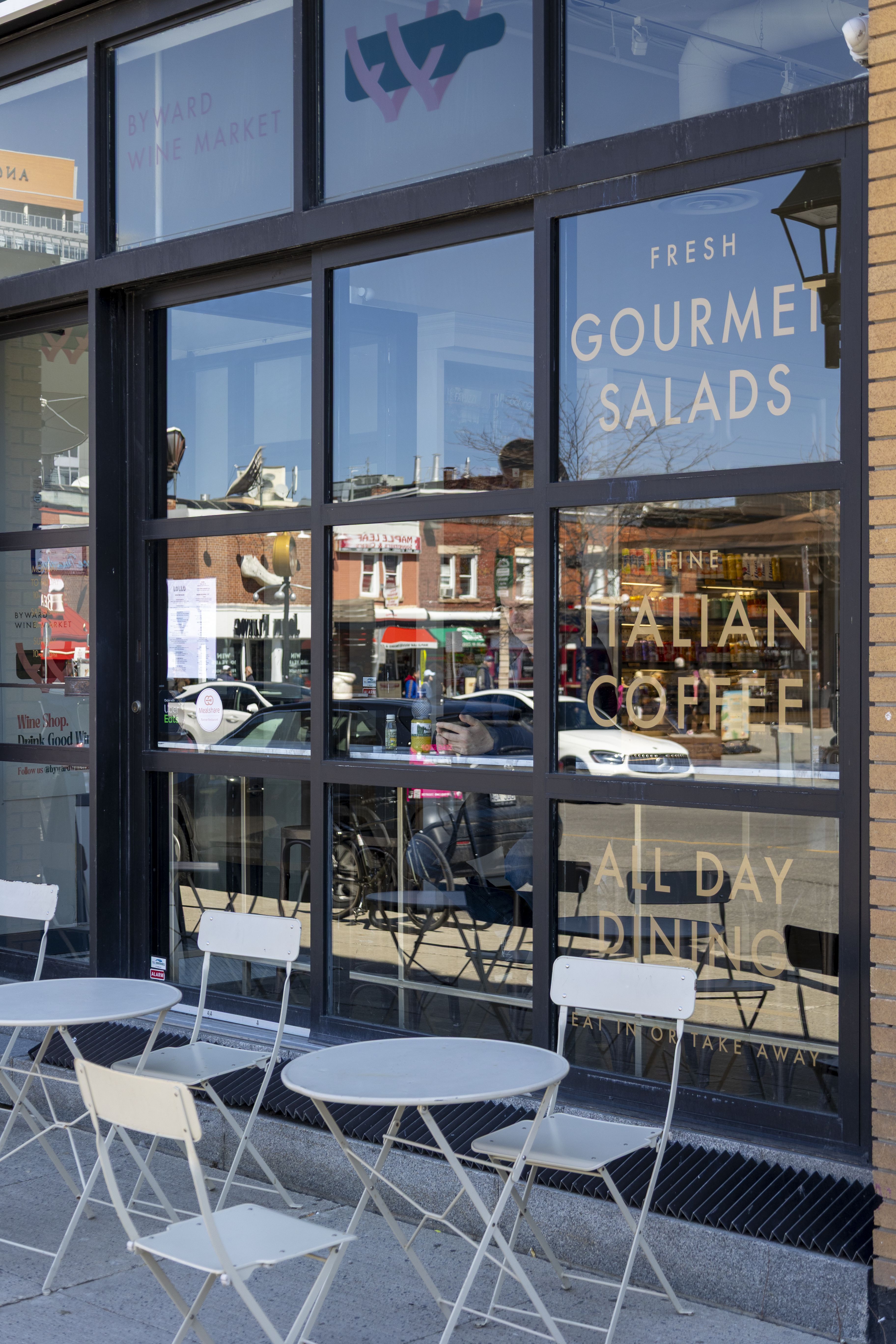 Charming Outdoor Café with Empty Tables on Sunny Day · Free Stock Photo