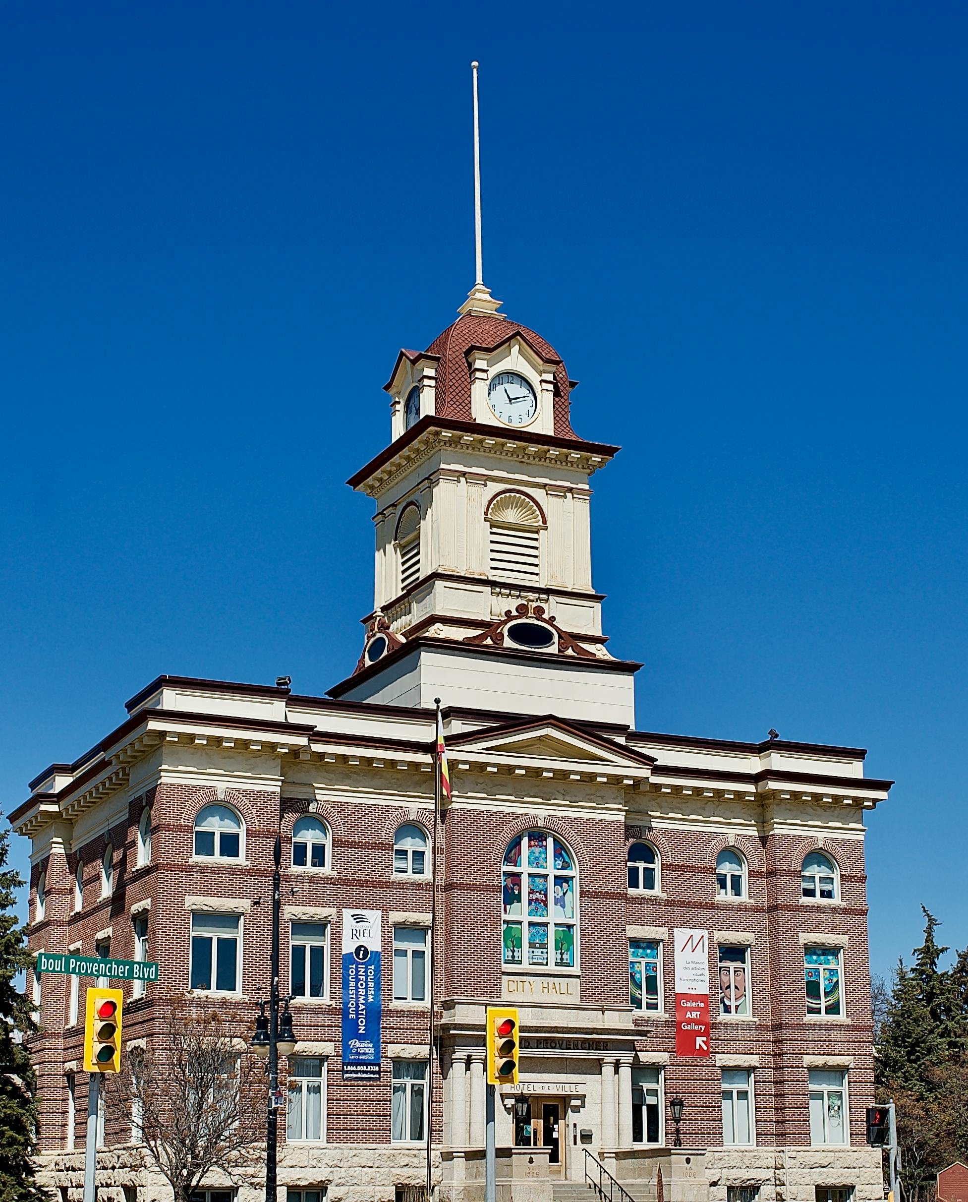 Stunning View of Winnipeg City Hall in Spring · Free Stock Photo