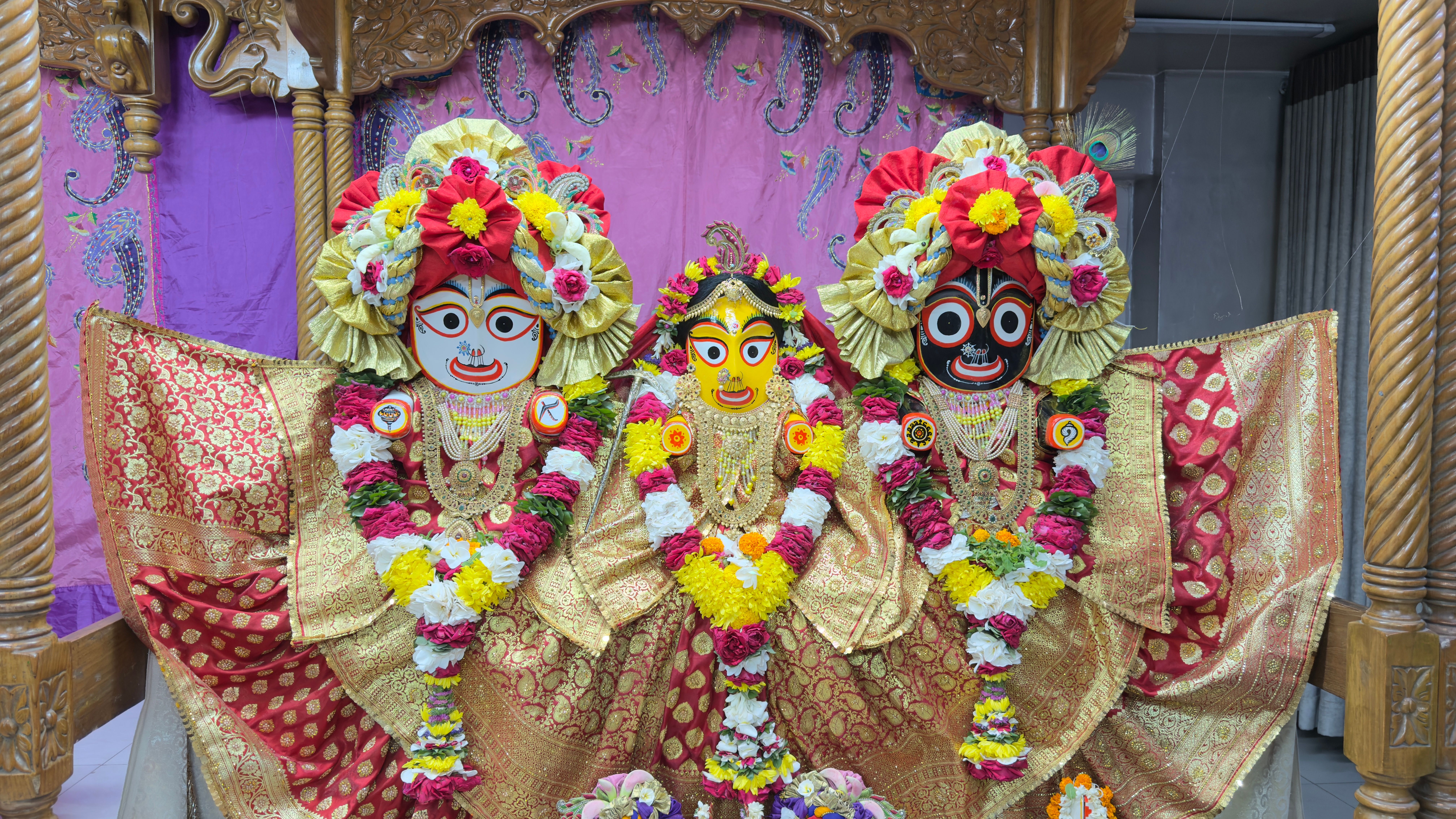 Vibrant Indian Deity Statues with Floral Garlands · Free Stock Photo