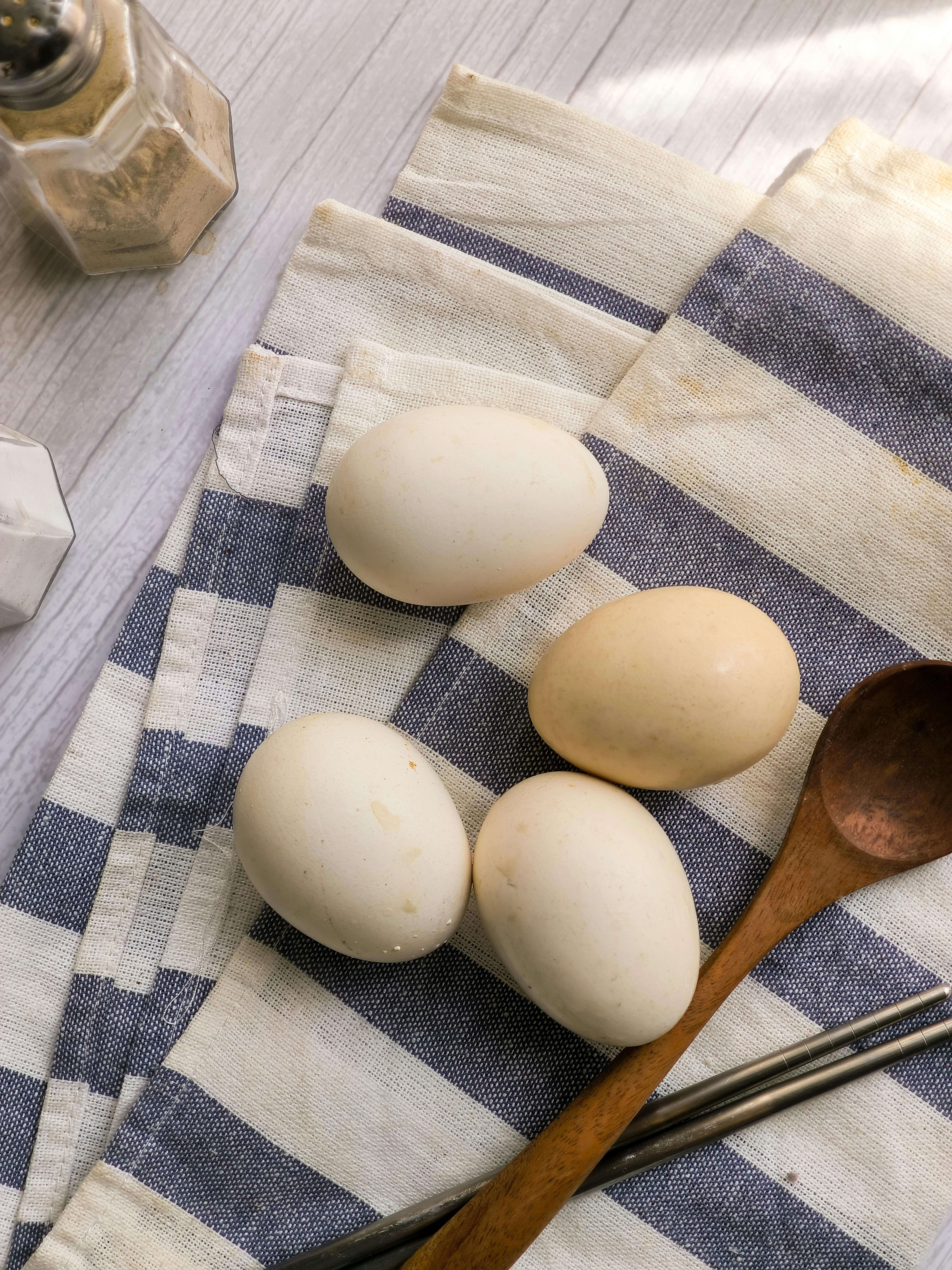 Telur Segar Organik Dari Ladang Di Kain Bergaris · Foto Stok Gratis