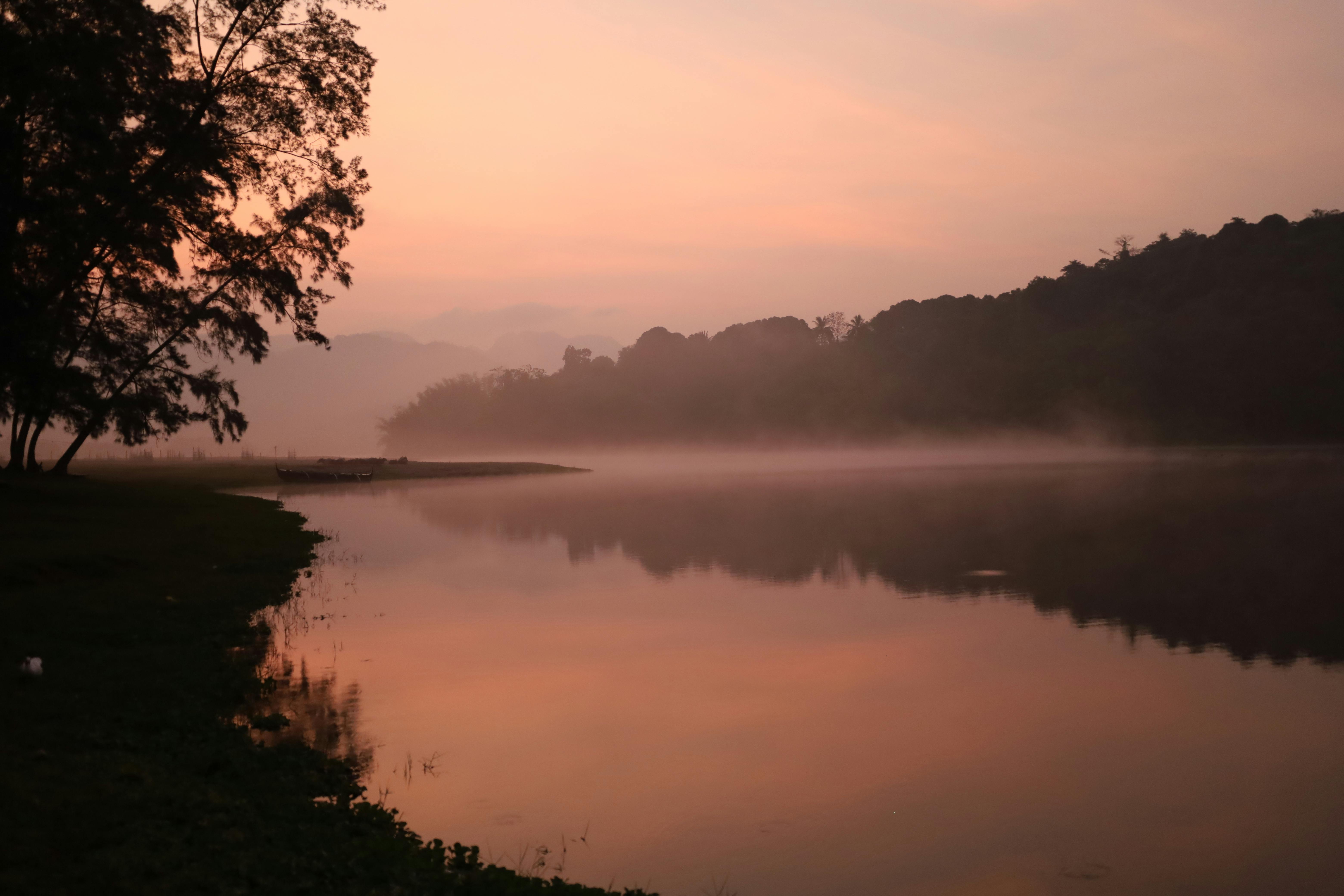 Serene Lakeside Sunrise in the Philippines · Free Stock Photo