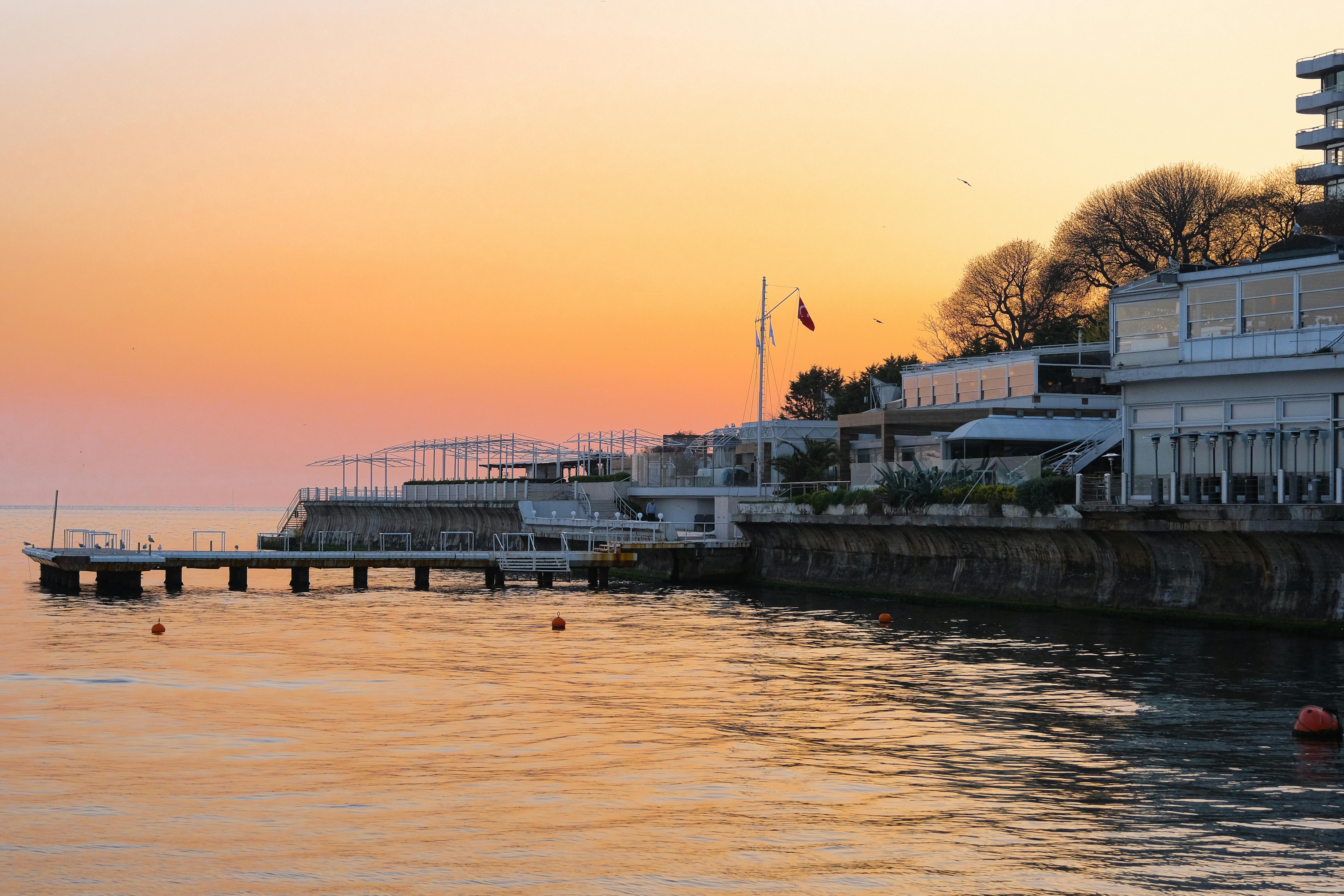 Tranquil Coastal Sunset at Seaside Resort · Free Stock Photo