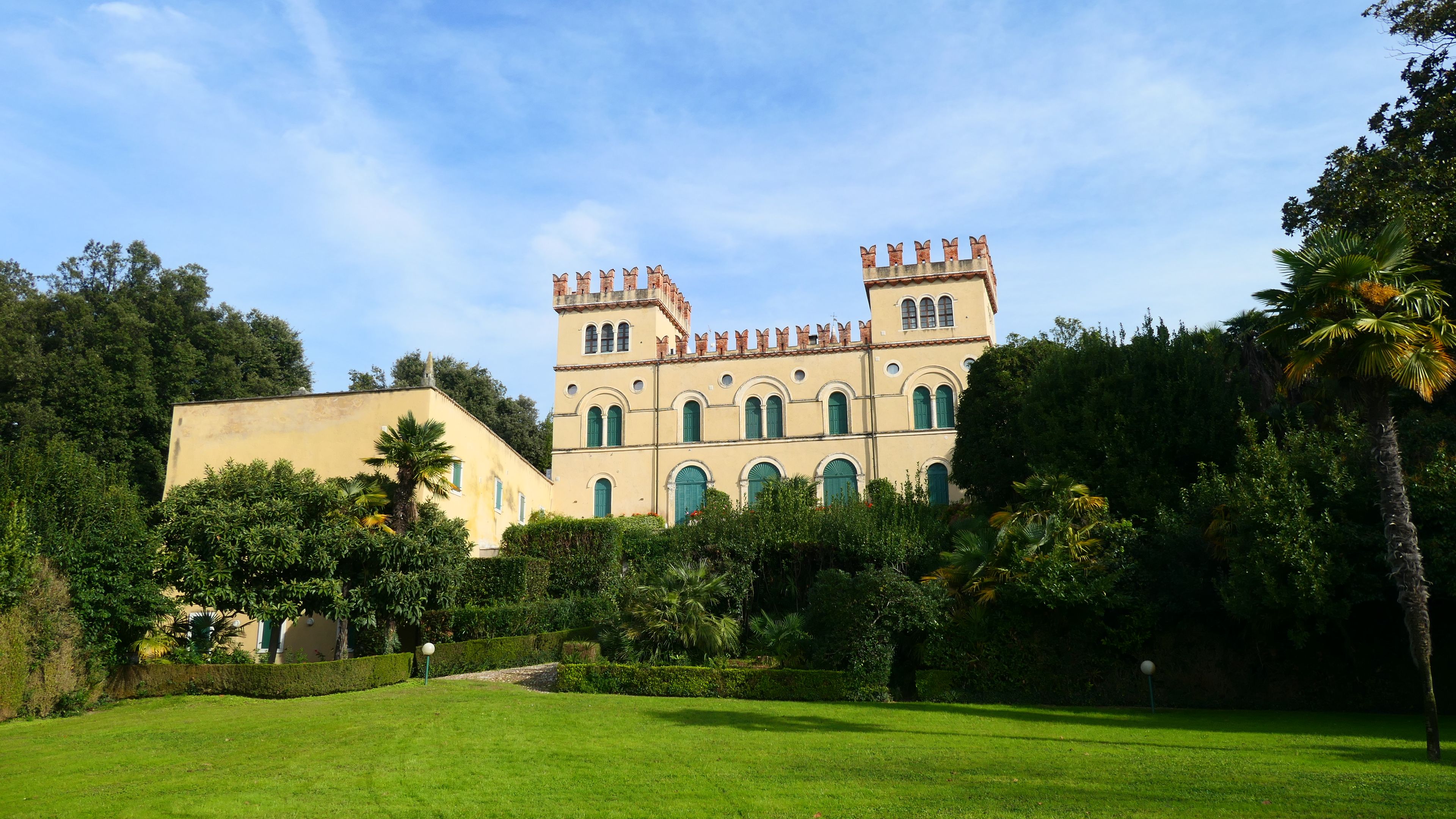 Elegant Italian Mansion in Lazise Garden · Free Stock Photo