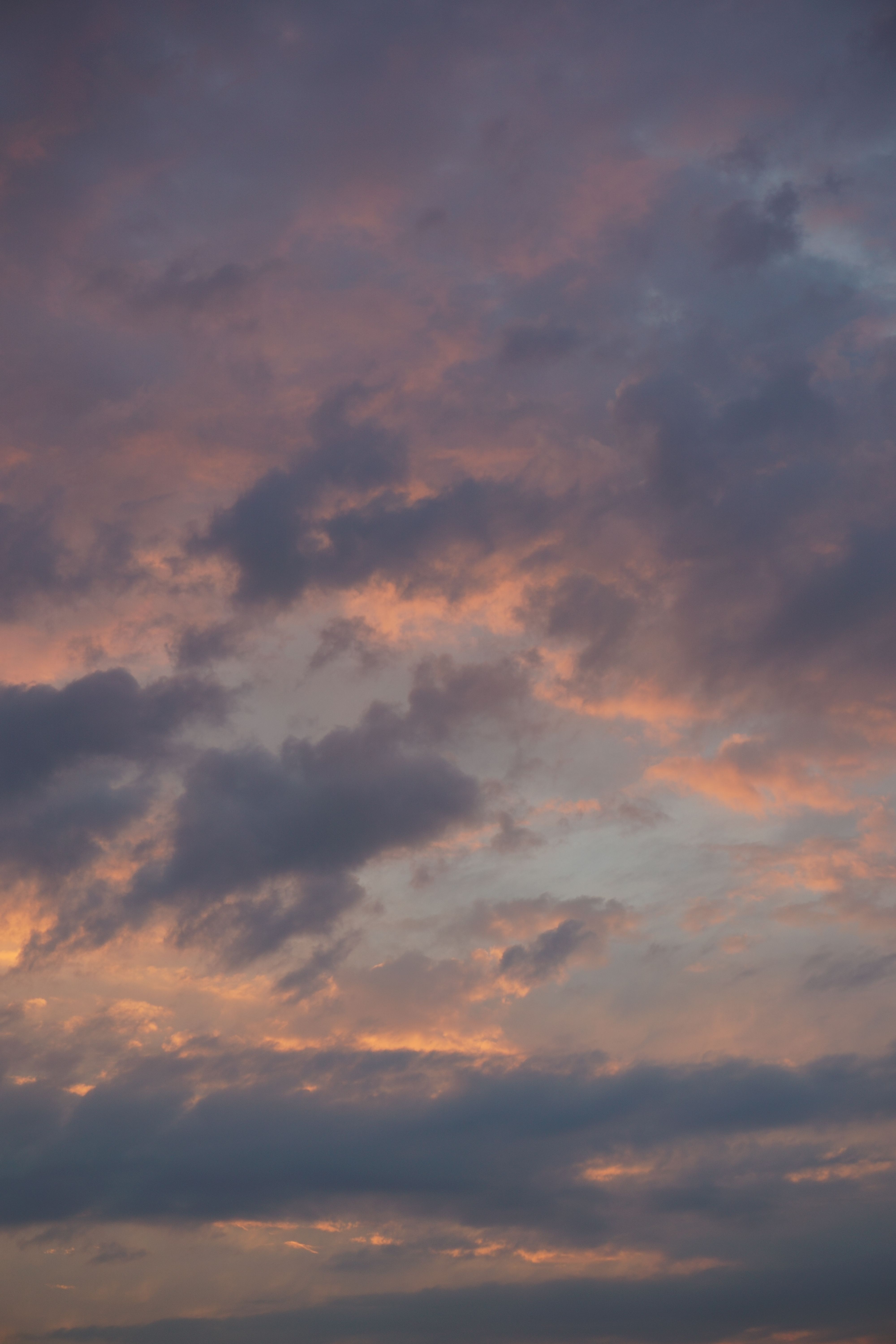 Serene Sunset with Dramatic Cloud Patterns · Free Stock Photo