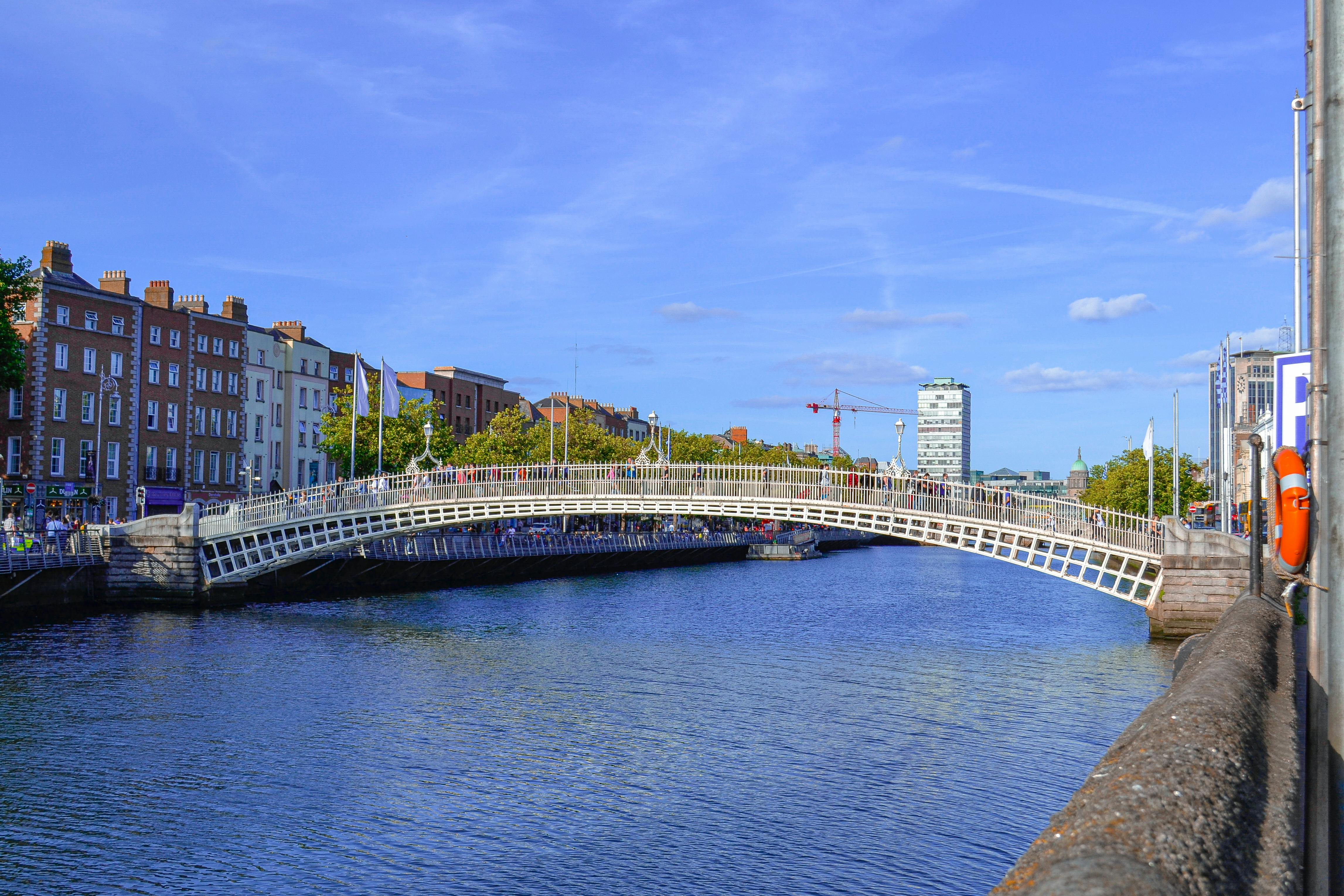 Vista Panorámica Del Puente Ha'penny Sobre El Río Liffey · Foto de ...