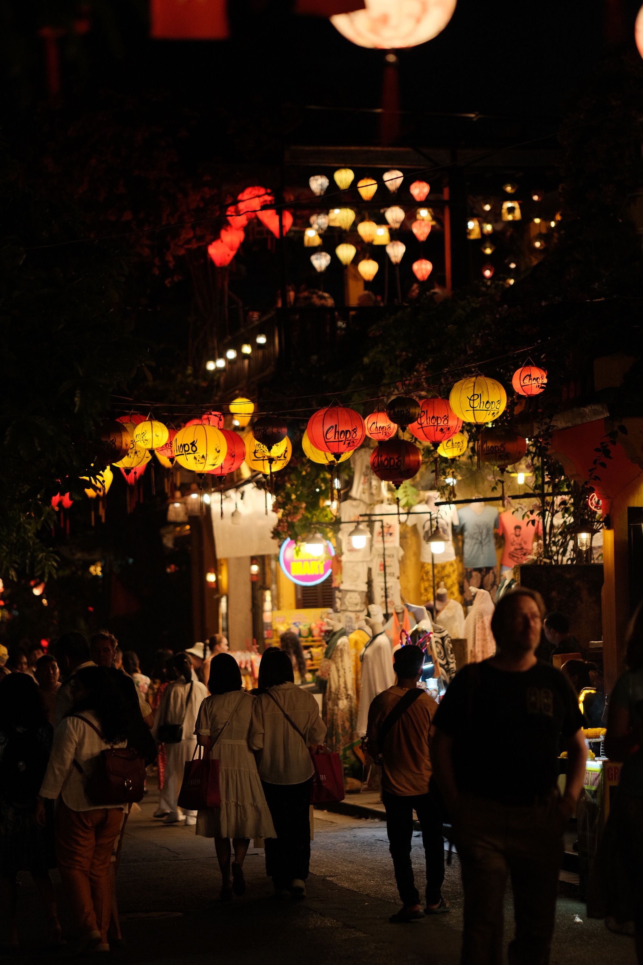 Lantern-Lit Night Market Scene with Vibrant Lights · Free Stock Photo