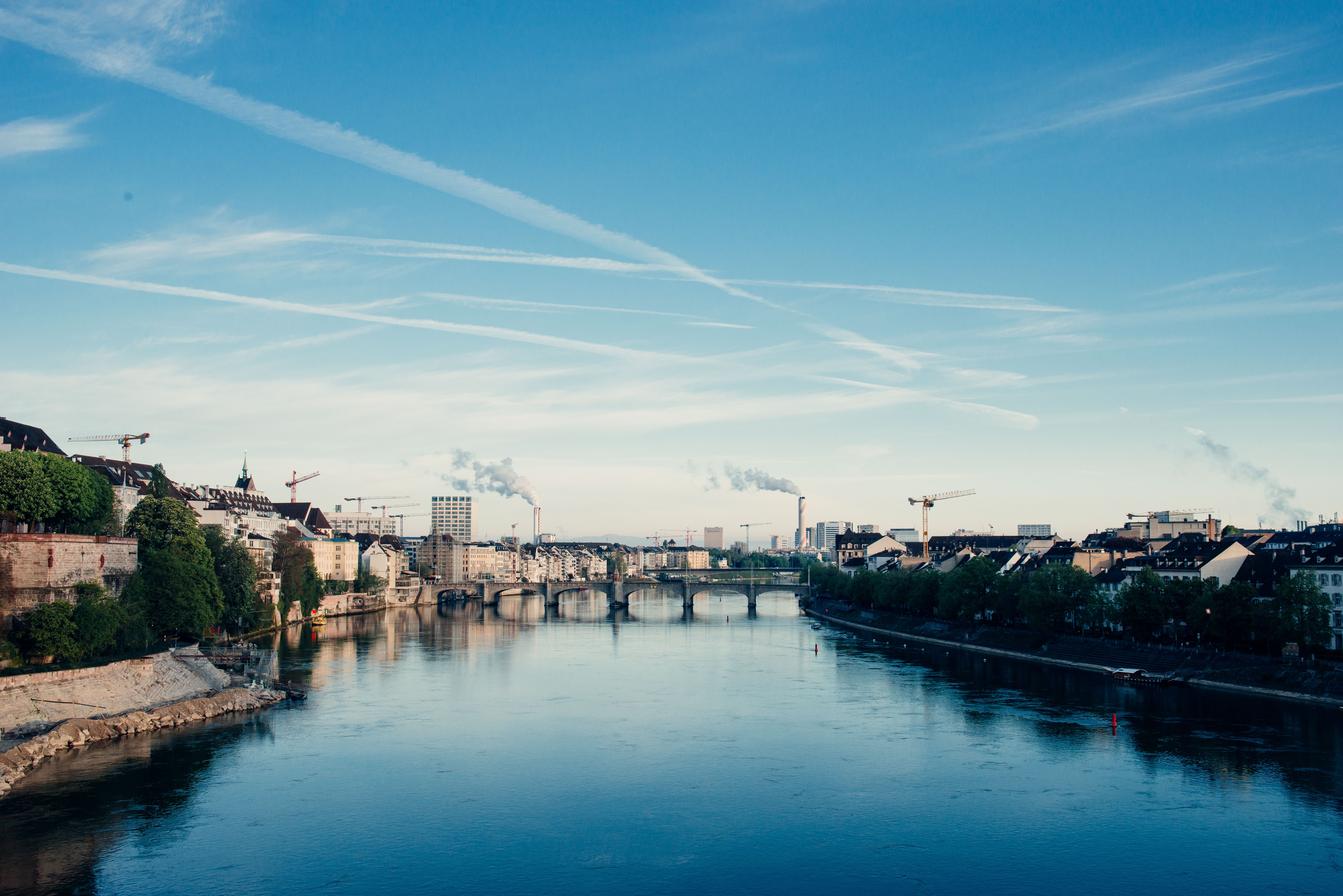 Vista Panorámica De La Ciudad De Basilea Con El Río Rin · Foto de stock ...