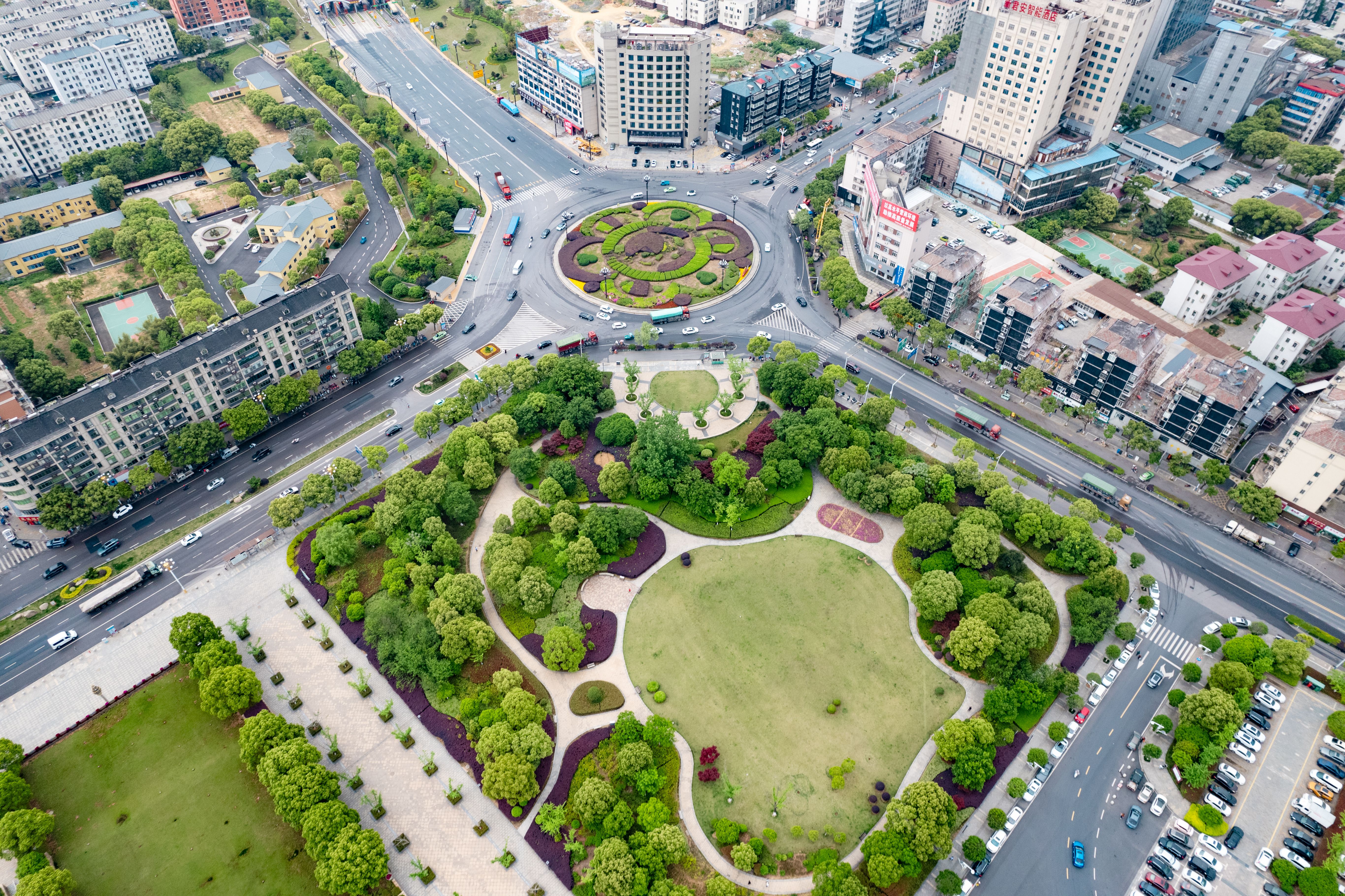 Aerial View of a City Park and Roundabout · Free Stock Photo
