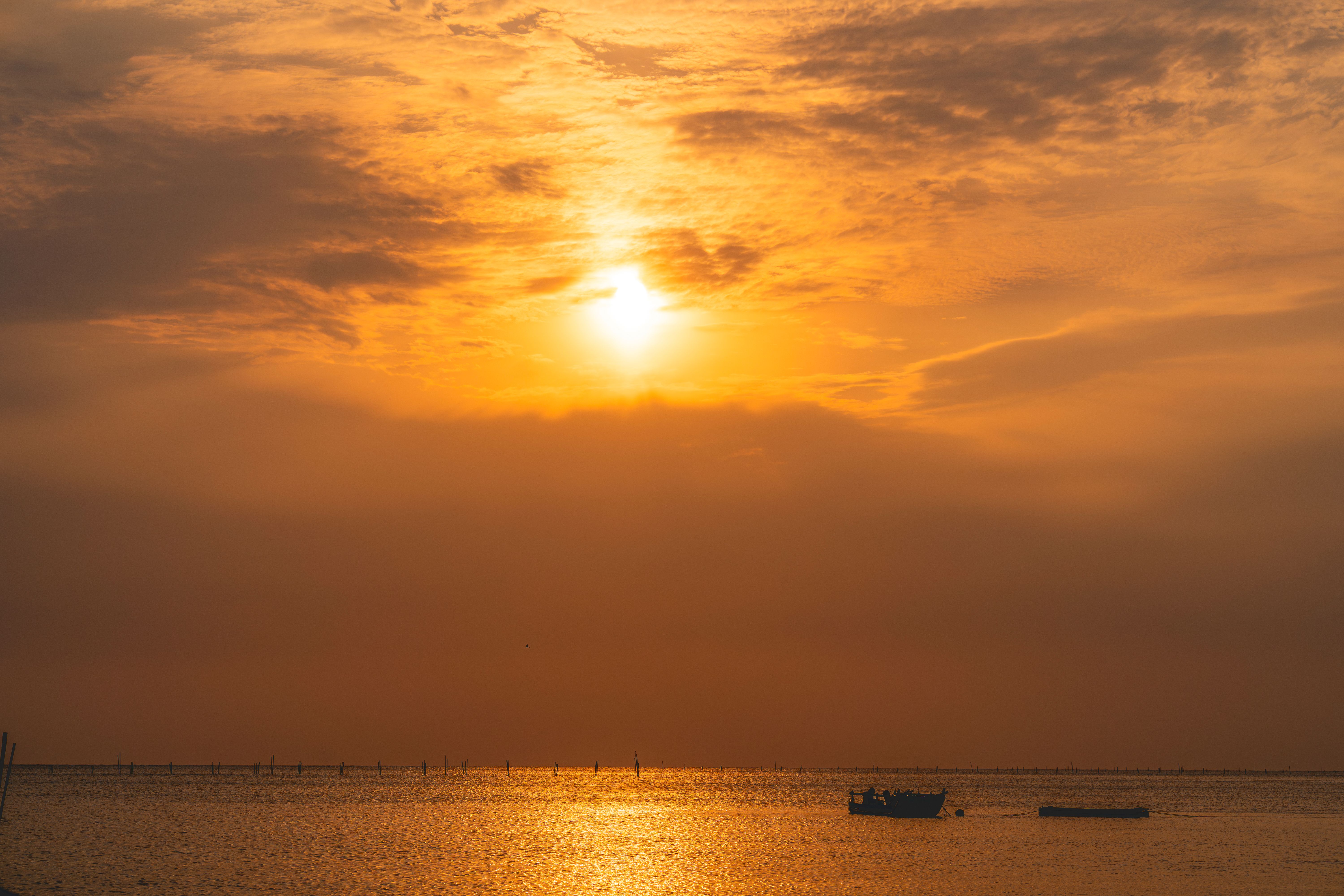 Golden Sunset Over Tranquil Beach Waters · Free Stock Photo