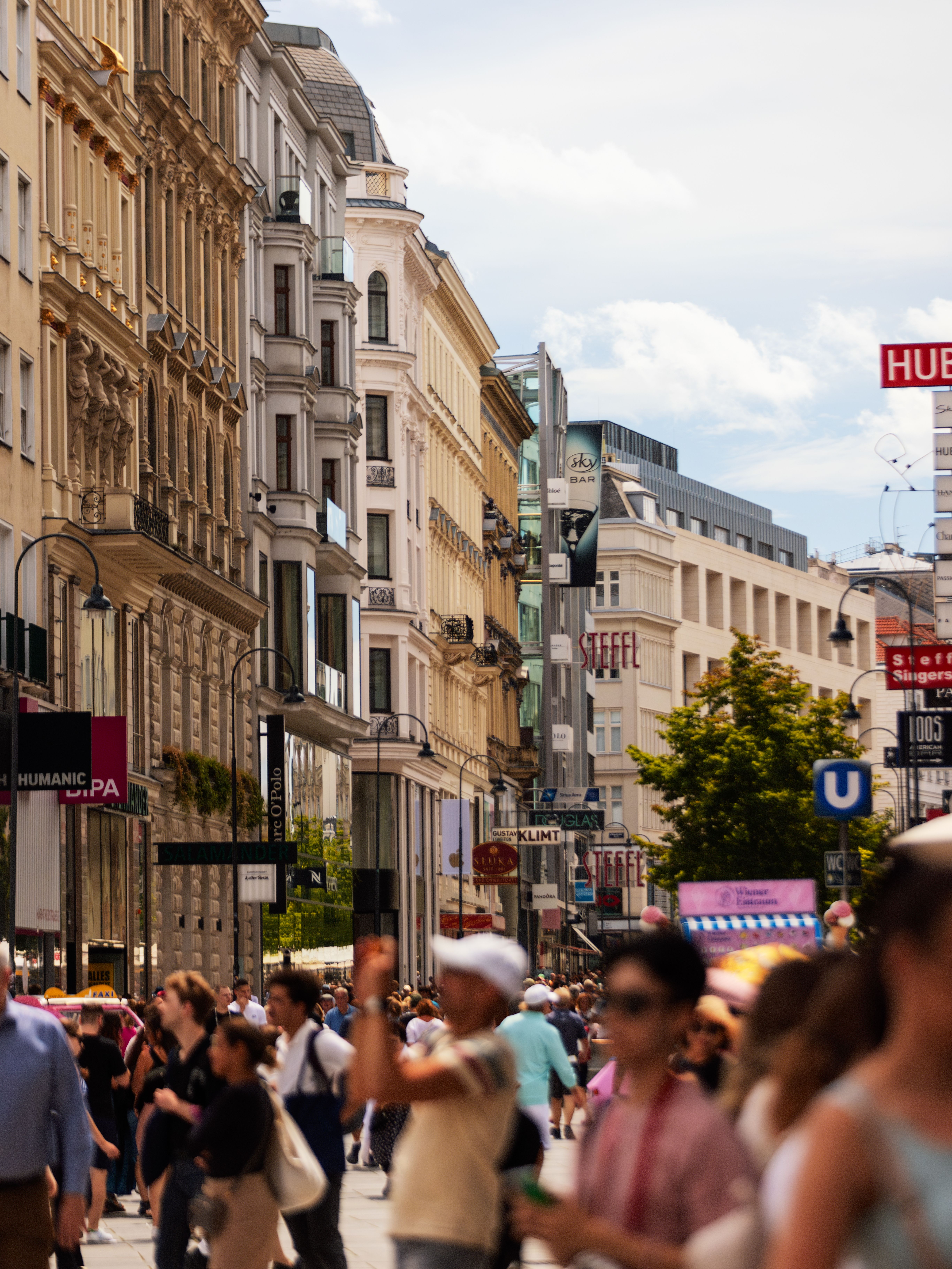 Vibrant Street Scene in Vienna's Shopping District · Free Stock Photo