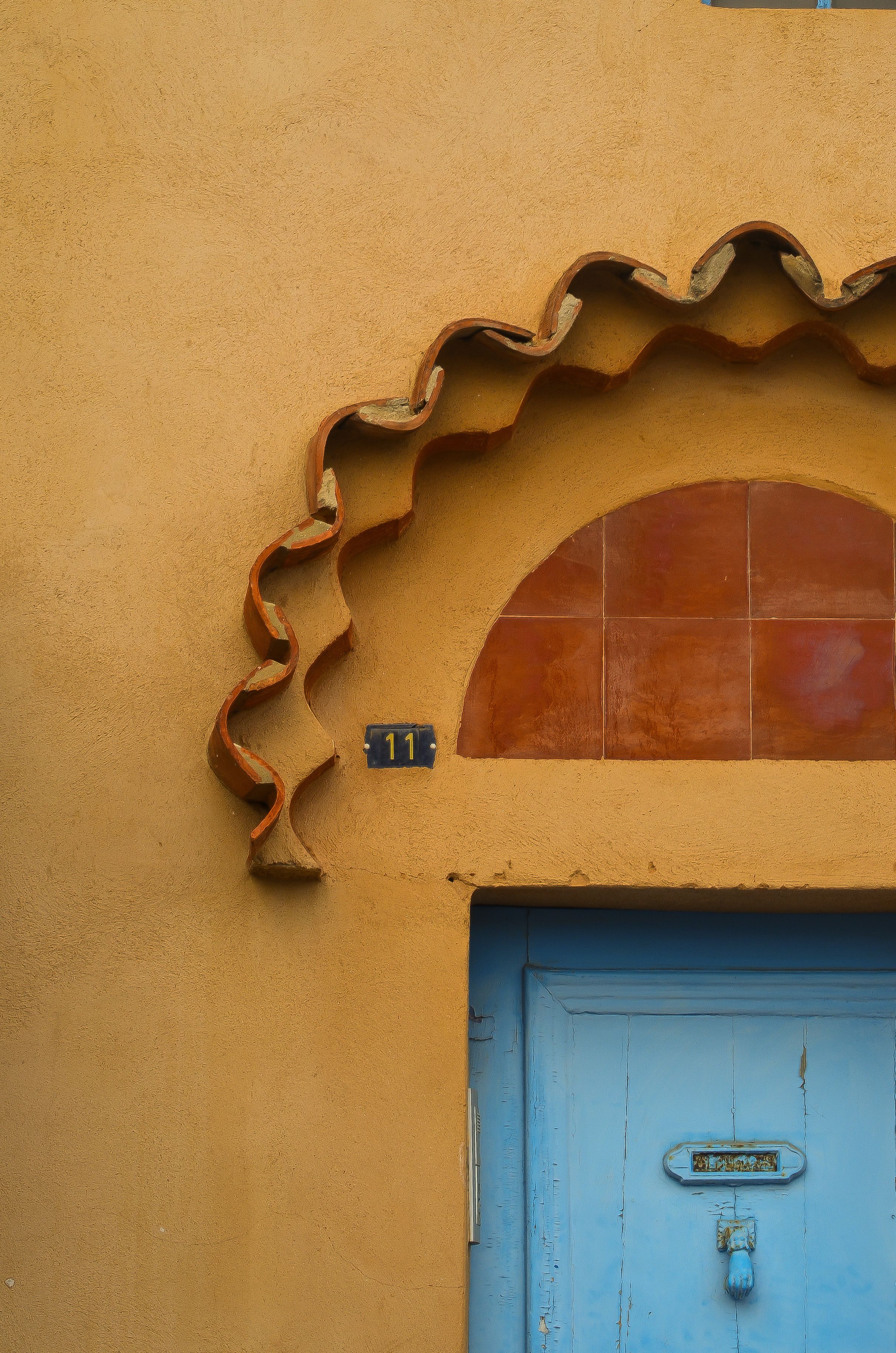 Porte Colorée En Provence Avec Une Arche Unique · Photo gratuite
