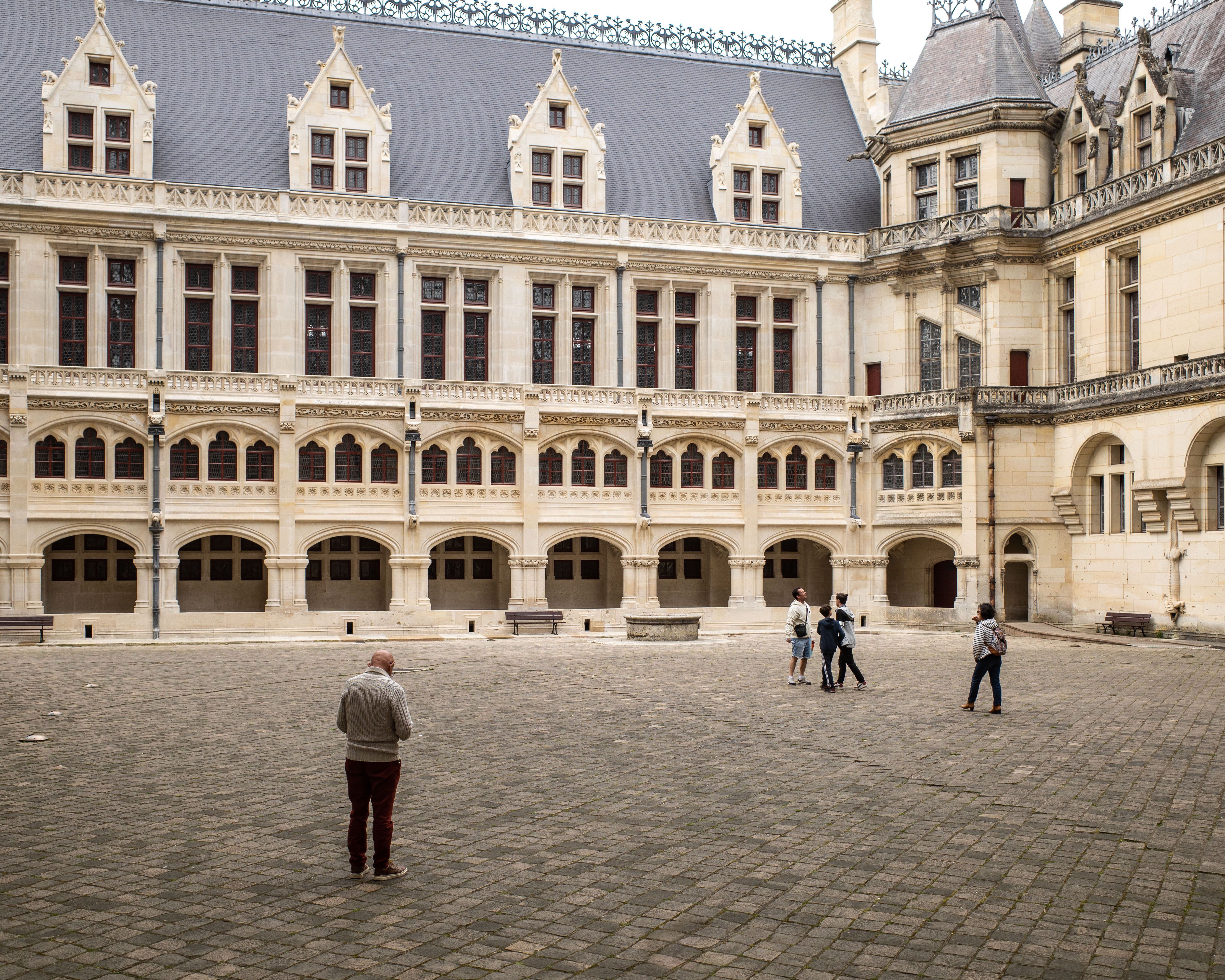 Historic Château Courtyard in Pierrefonds, France · Free Stock Photo