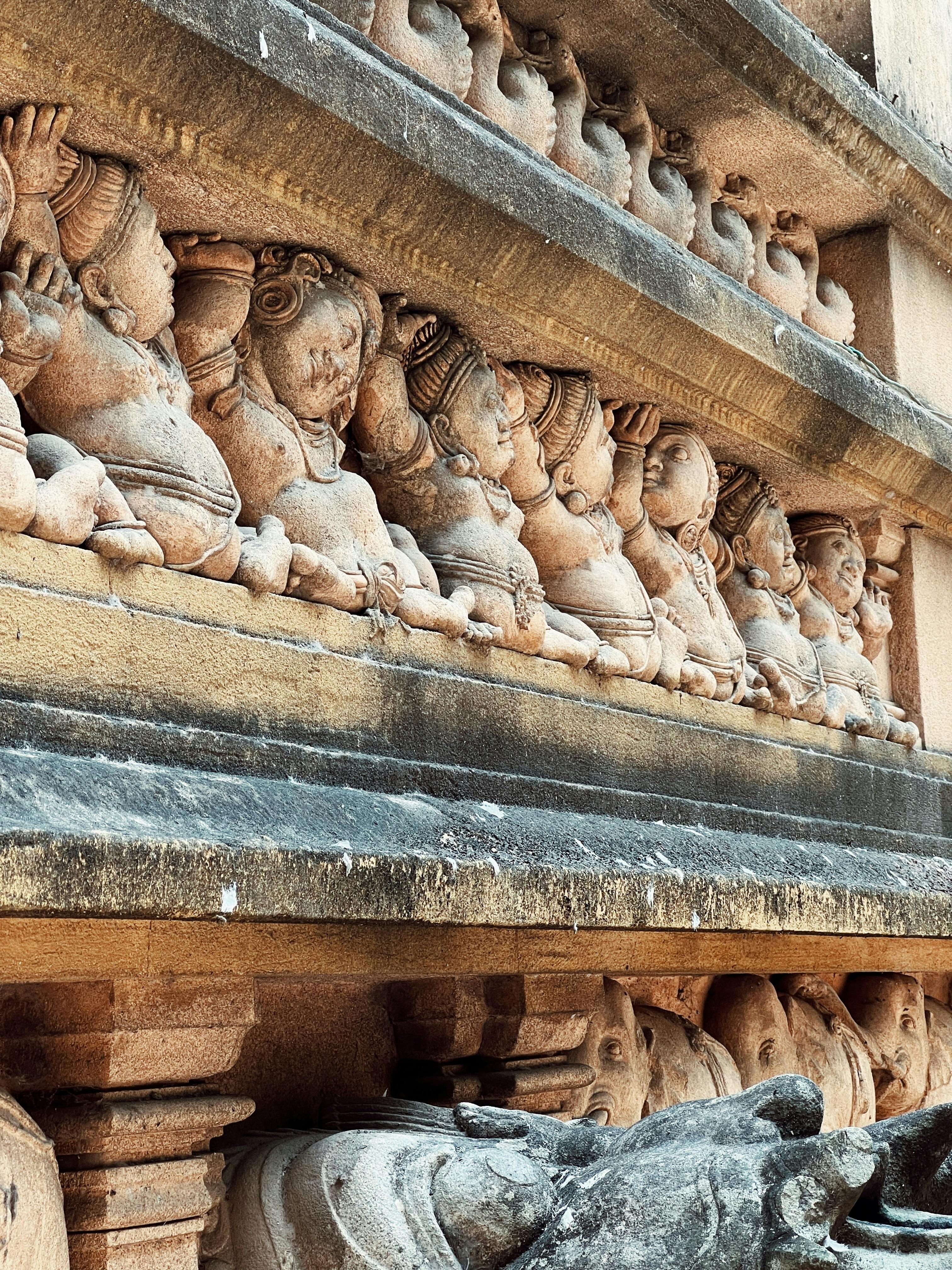 Ukiran Batu Kuno Yang Menggambarkan Dewa Dewi Dan Tokoh Tokoh Surgawi ...