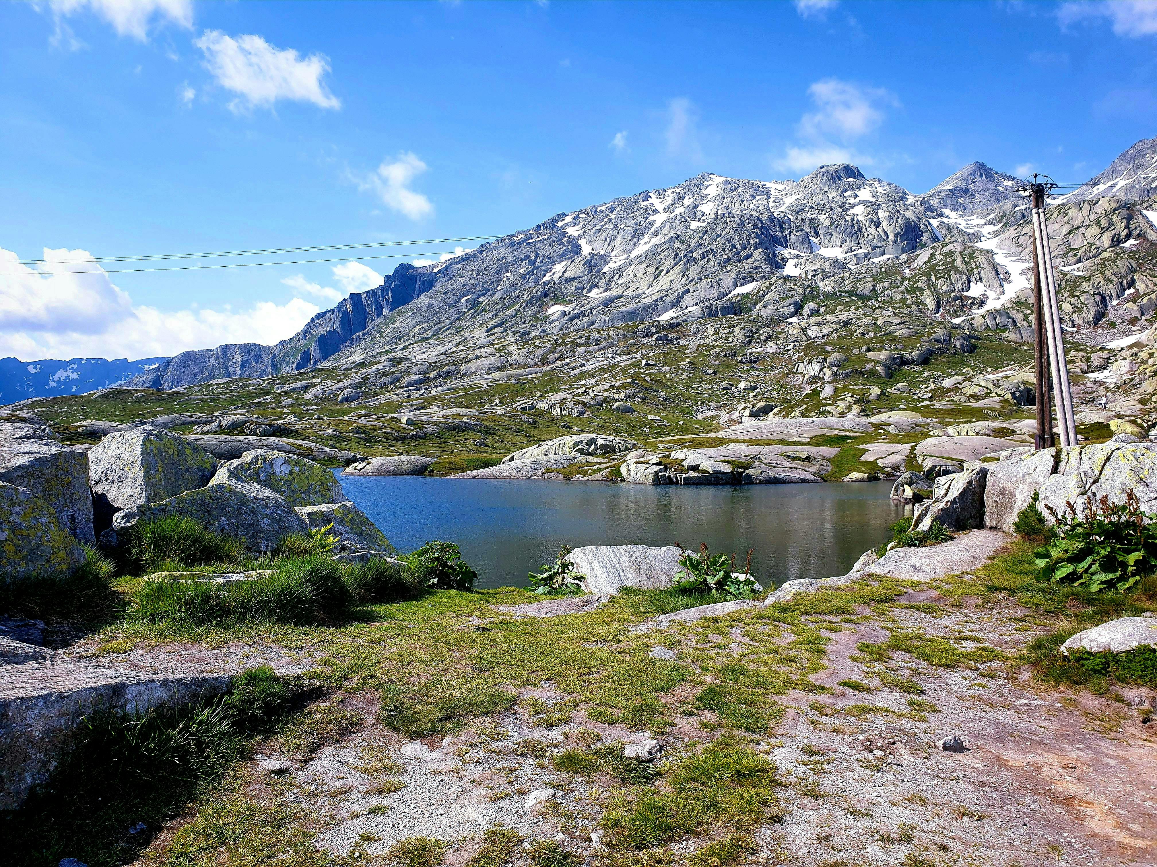 Scenic Alpine Landscape with Mountain Lake · Free Stock Photo
