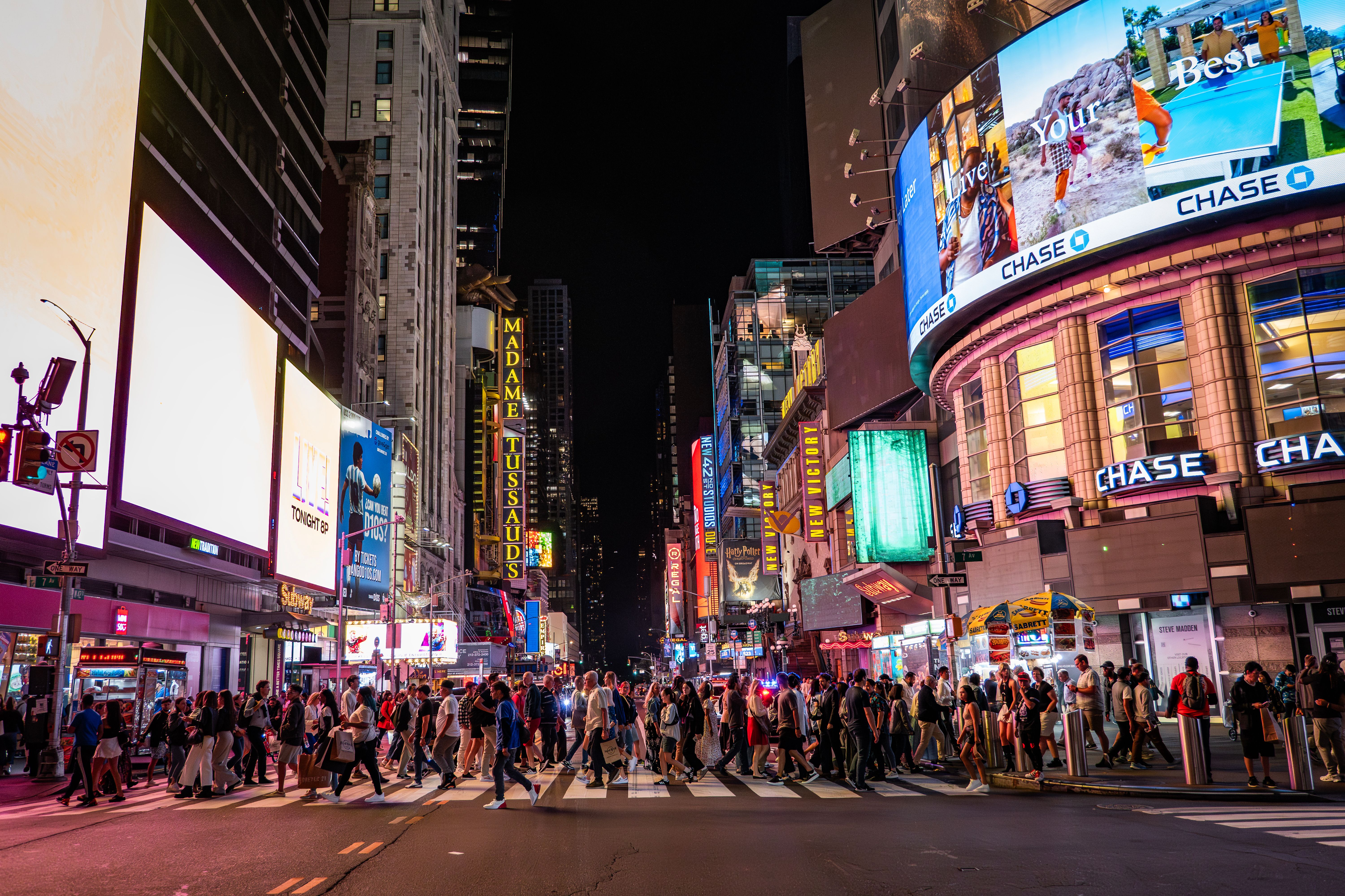 Times Square Yang Semarak Di Malam Hari Dengan Keramaian Orang · Foto ...