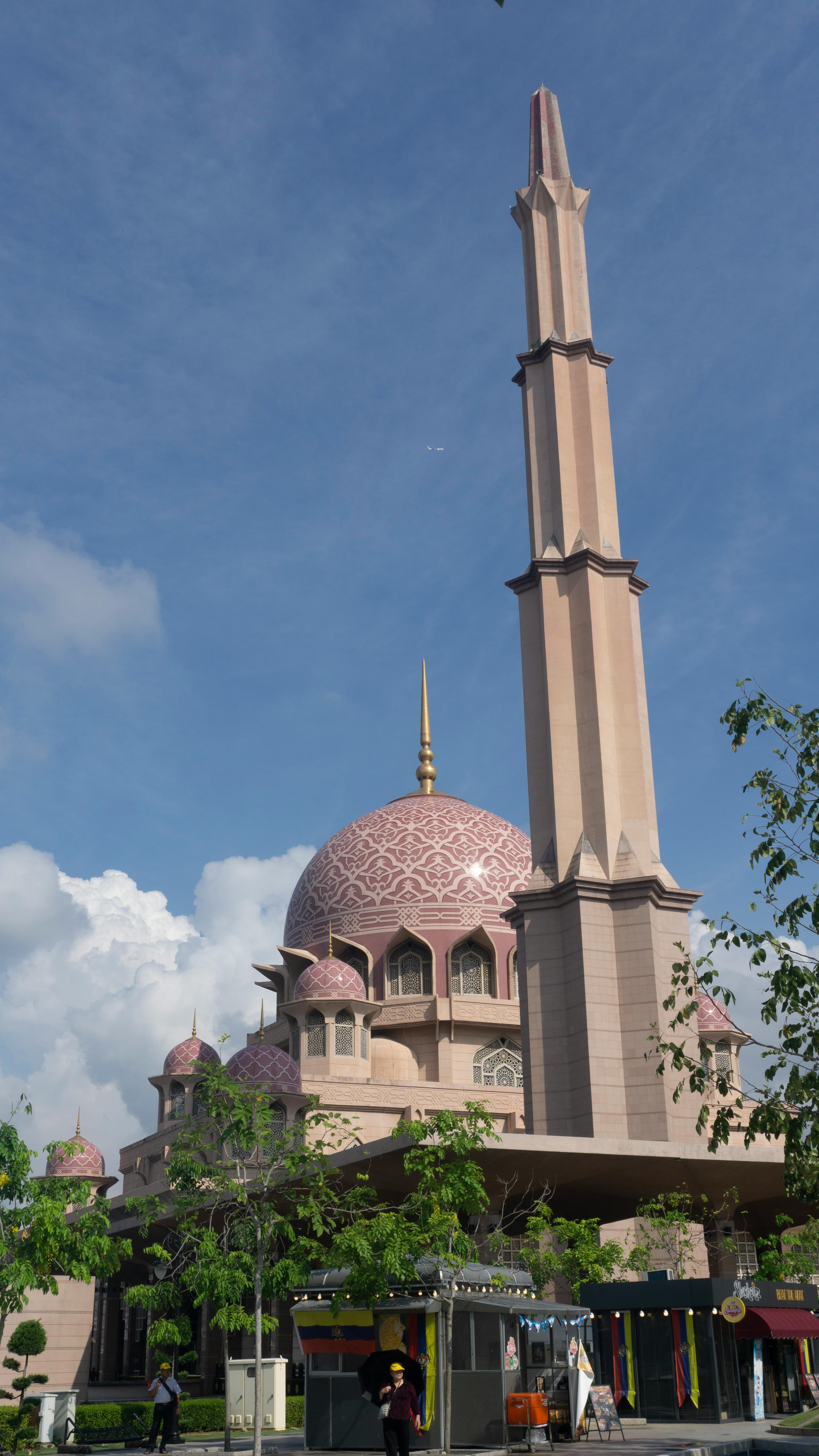 Masjid Putra Yang Megah Di Bawah Langit Biru · Foto Stok Gratis