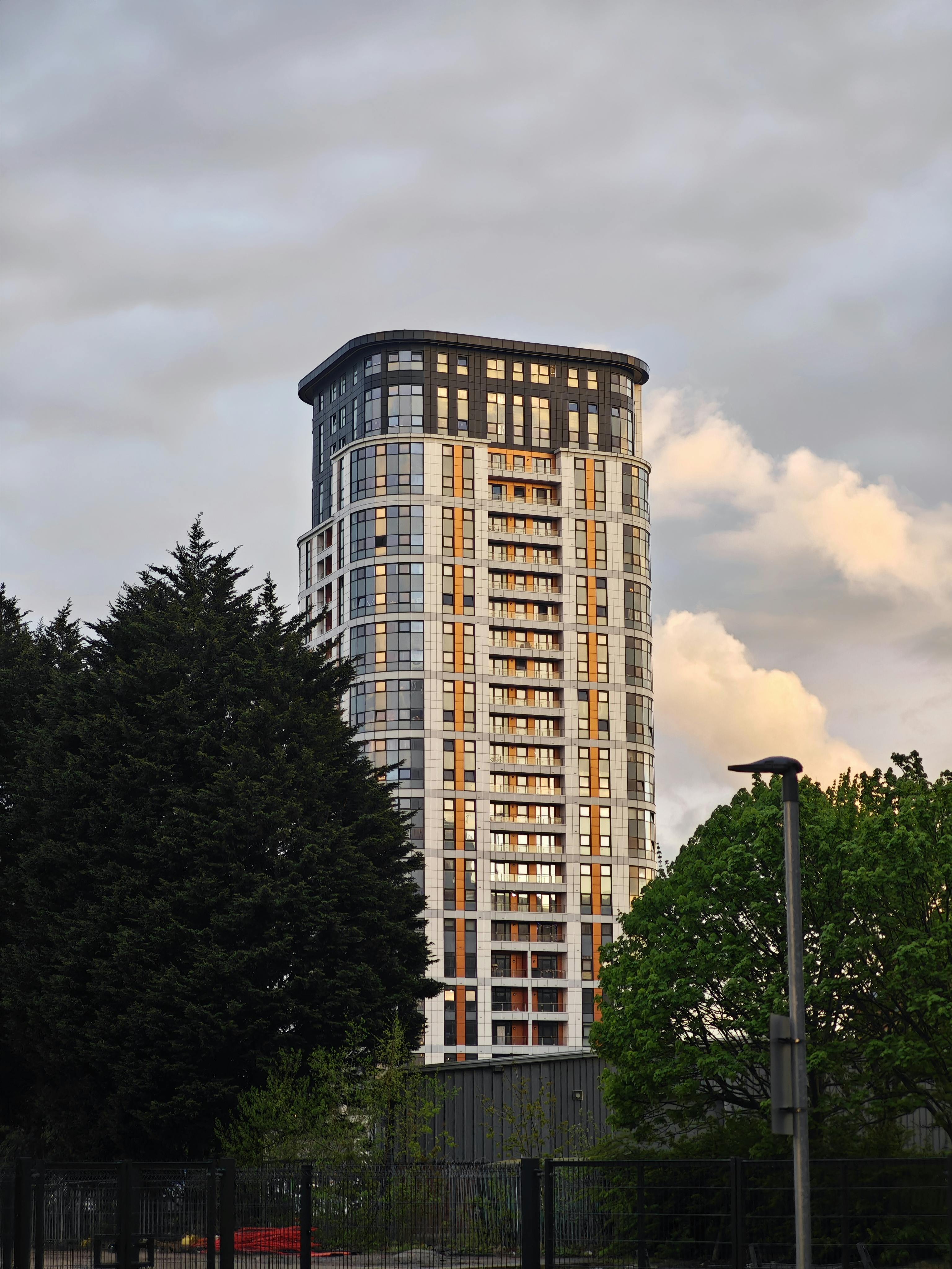 Modern High-Rise Residential Building in Urban Setting · Free Stock Photo