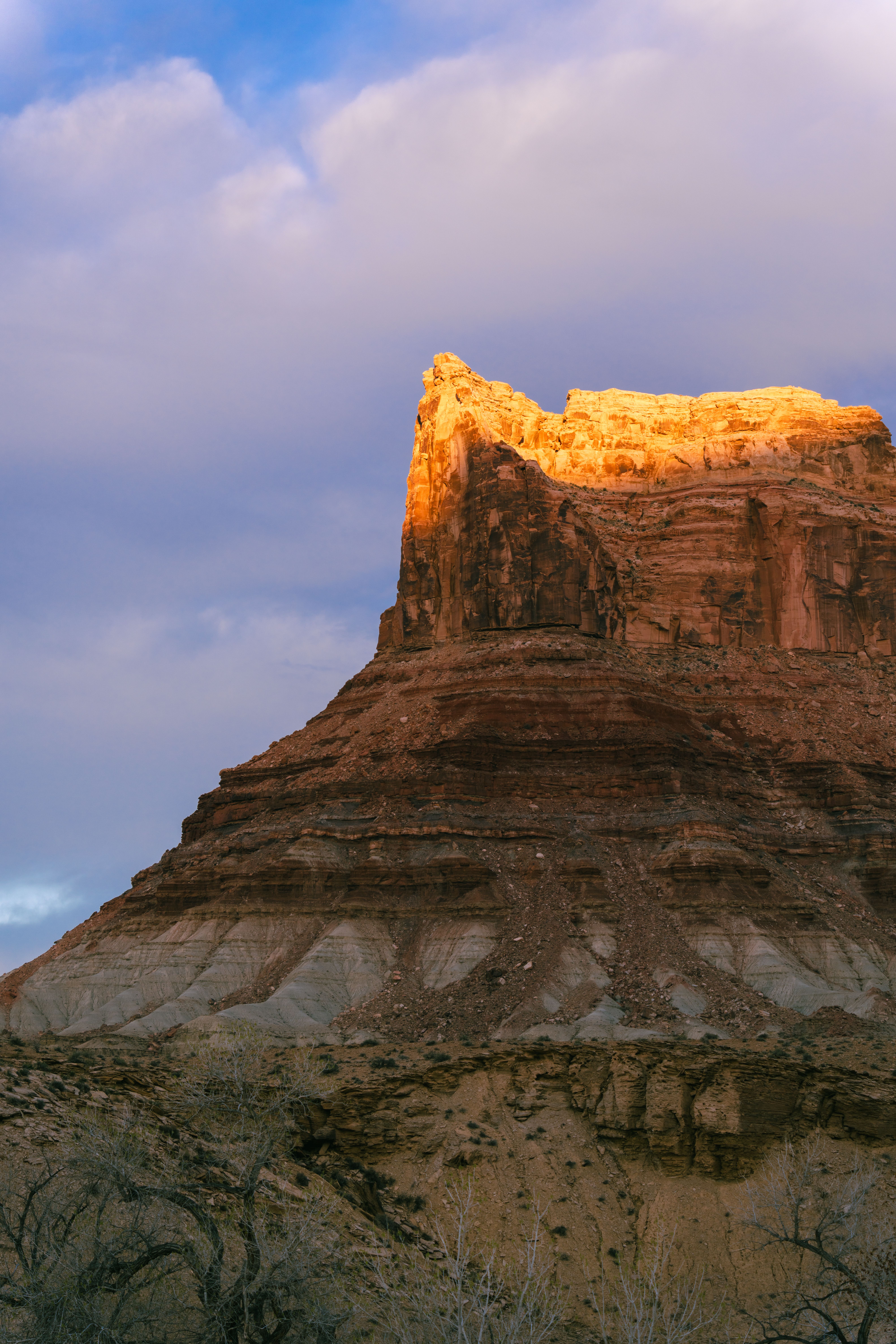 Golden Light on Utah Sandstone Cliff at Dusk · Free Stock Photo
