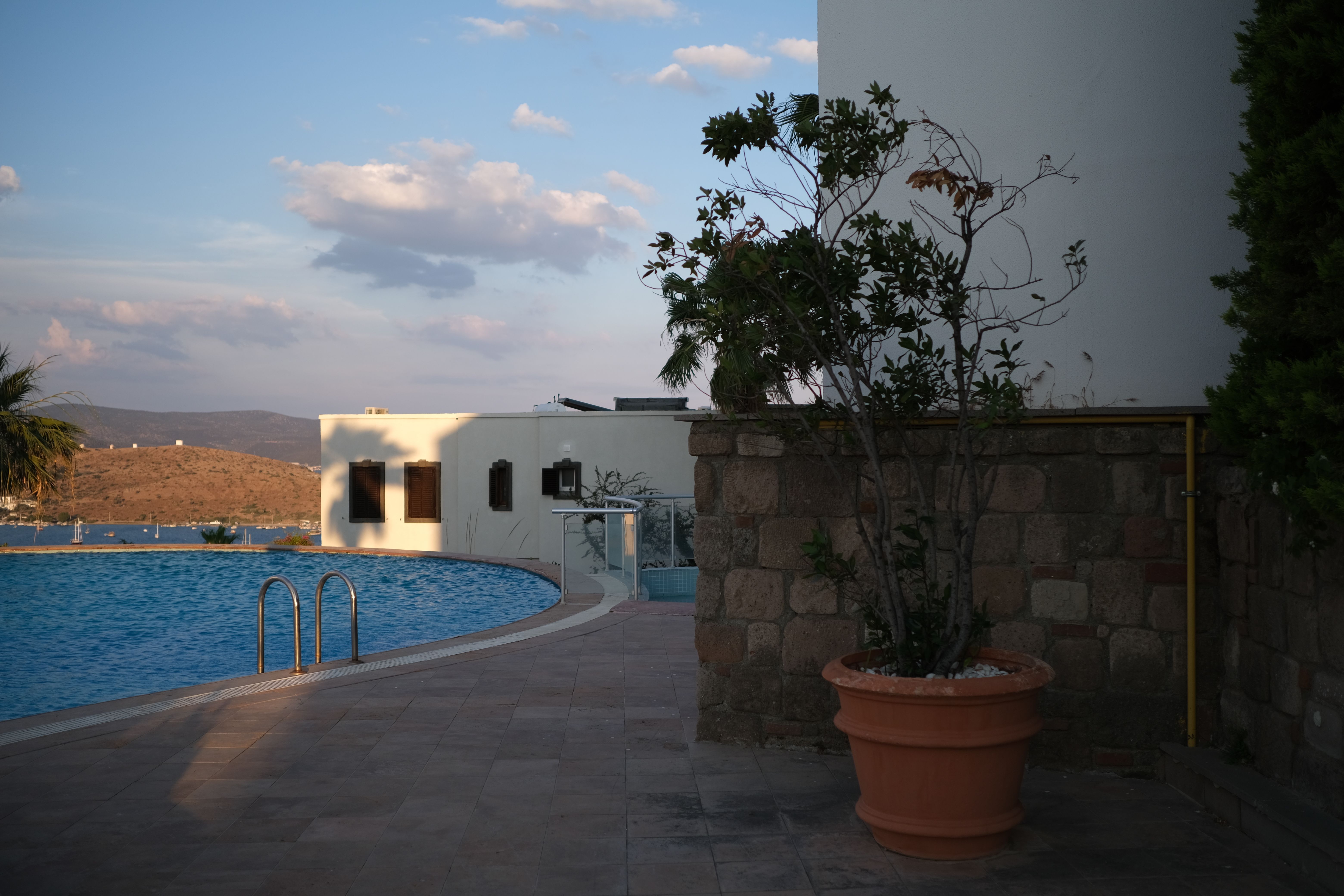 Elegant Poolside View with Scenic Landscape · Free Stock Photo