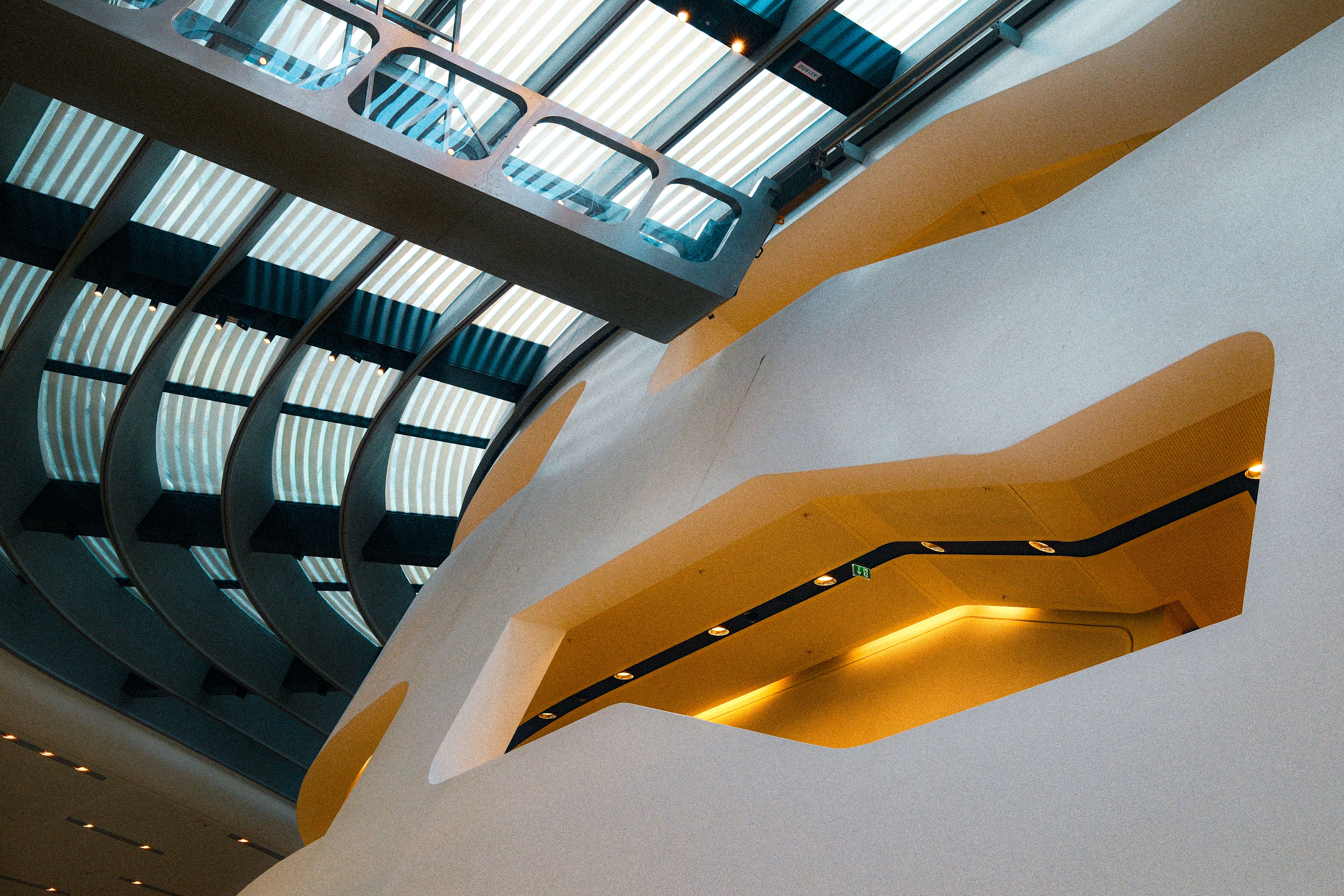 Diseño Arquitectónico Moderno De Techos Y Tragaluces · Foto de stock ...