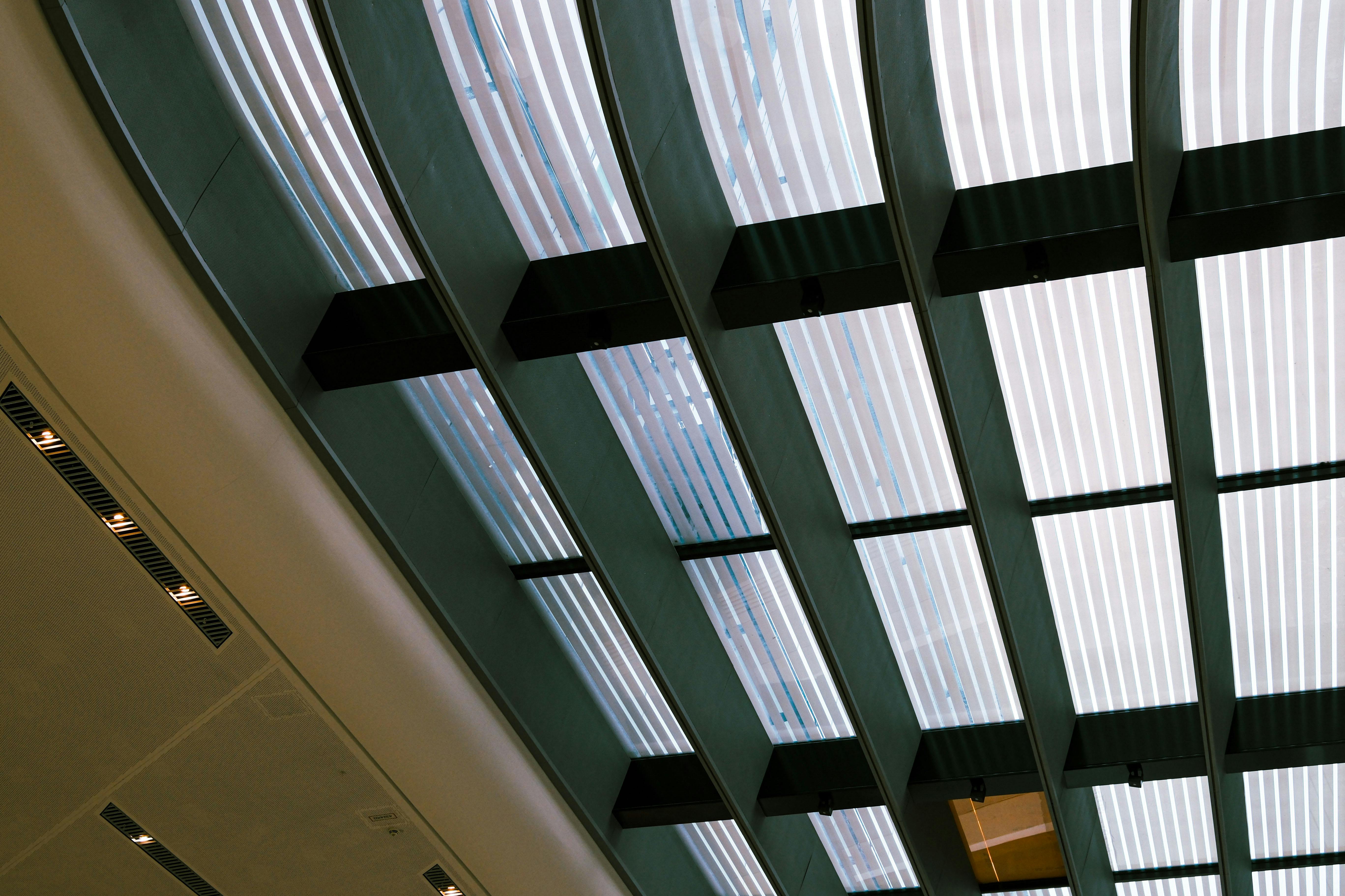 Modern Architectural Ceiling with Diffuse Light · Free Stock Photo