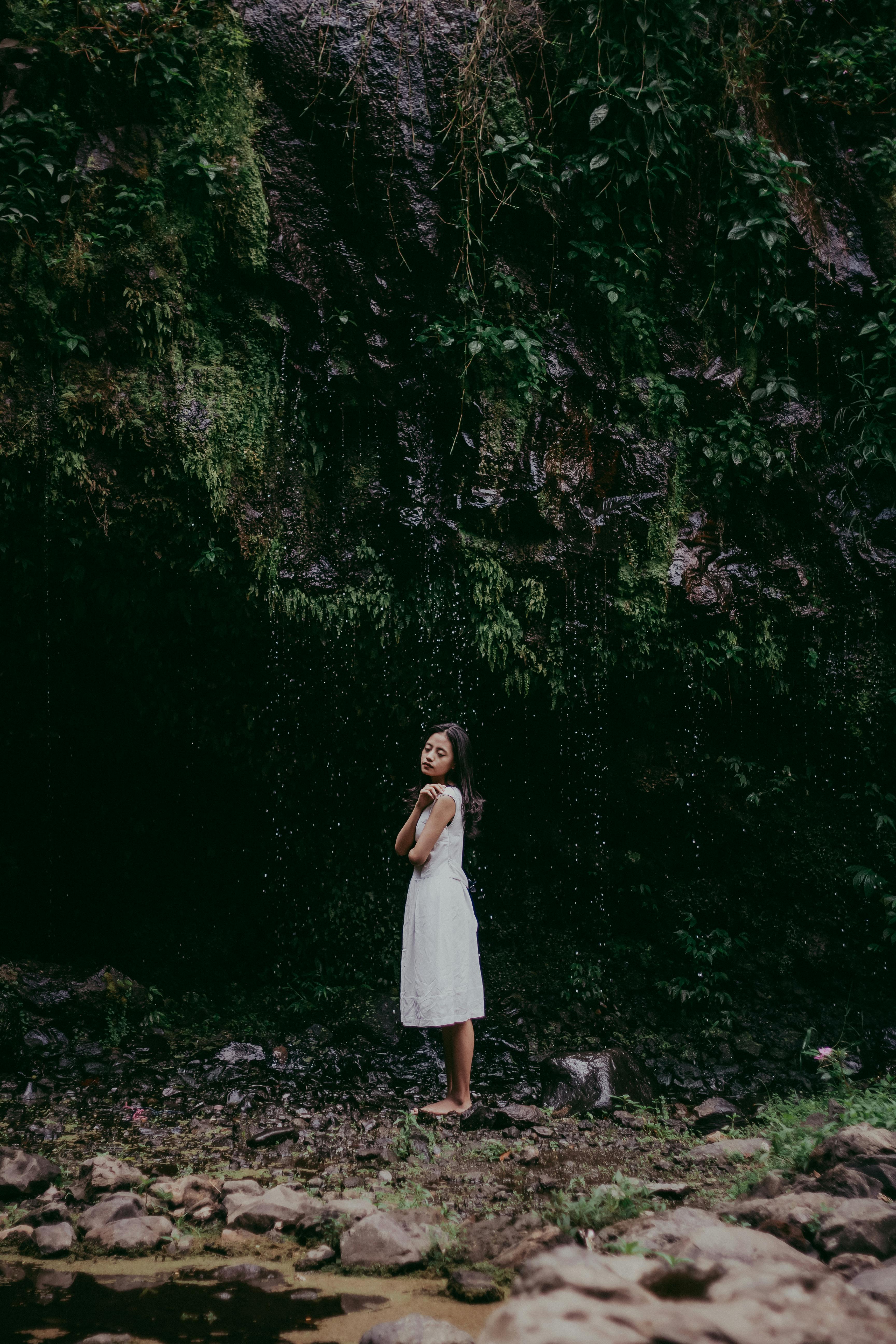 Женщина в белом платье · Бесплатные стоковые фото