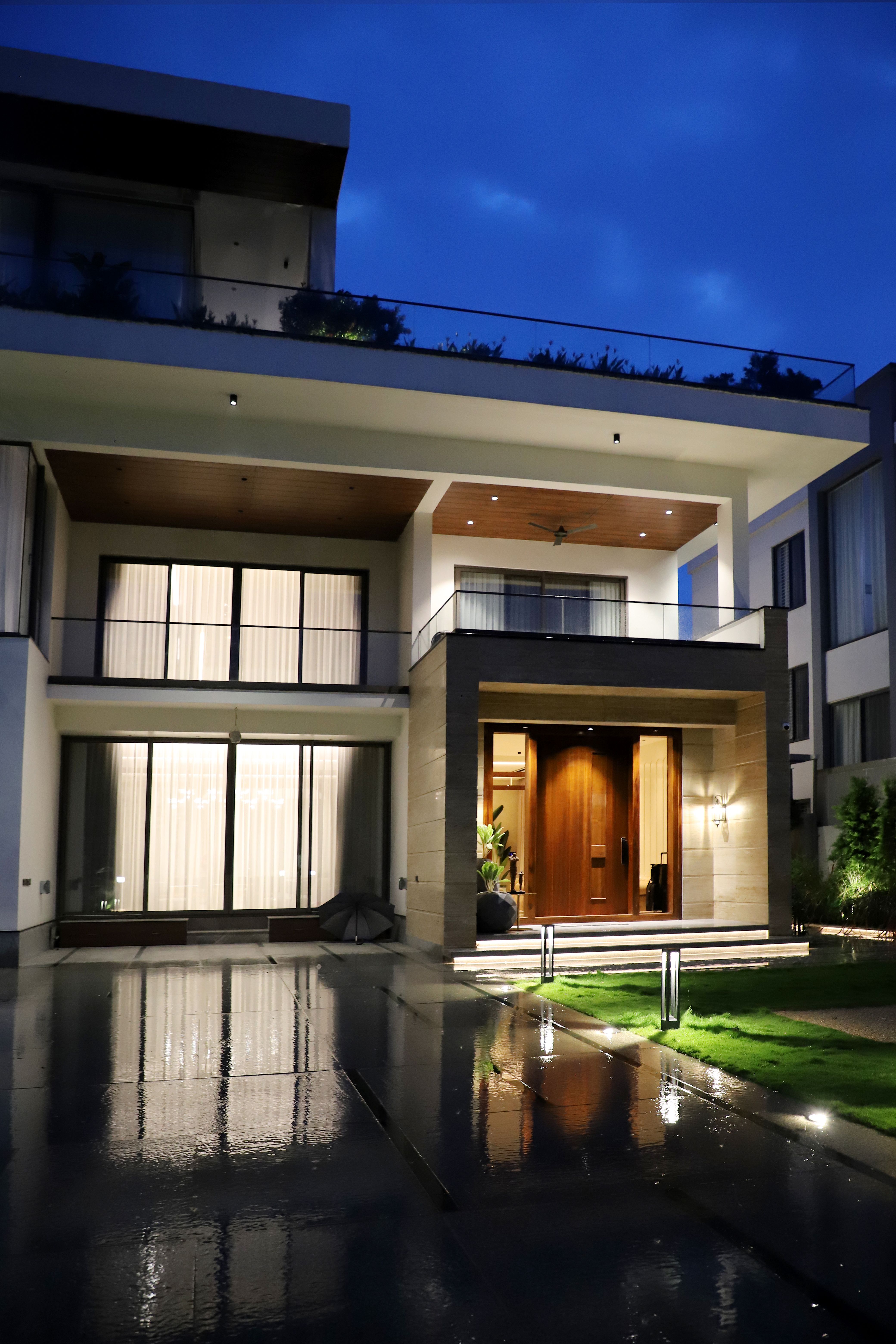 Modern Luxury House at Night with Lights · Free Stock Photo