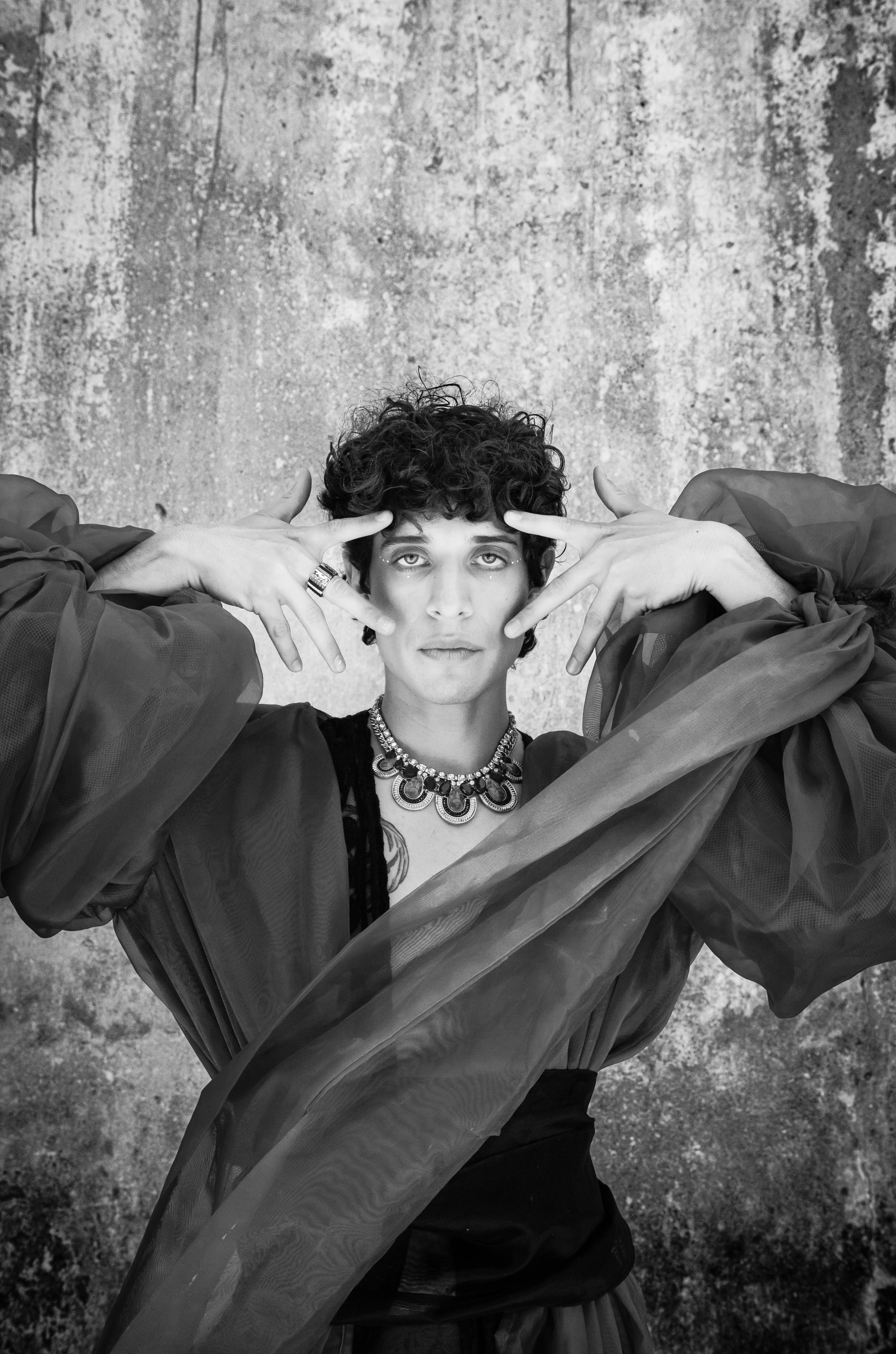 Model With Wall Background Photos, Download The BEST Free Model With ...