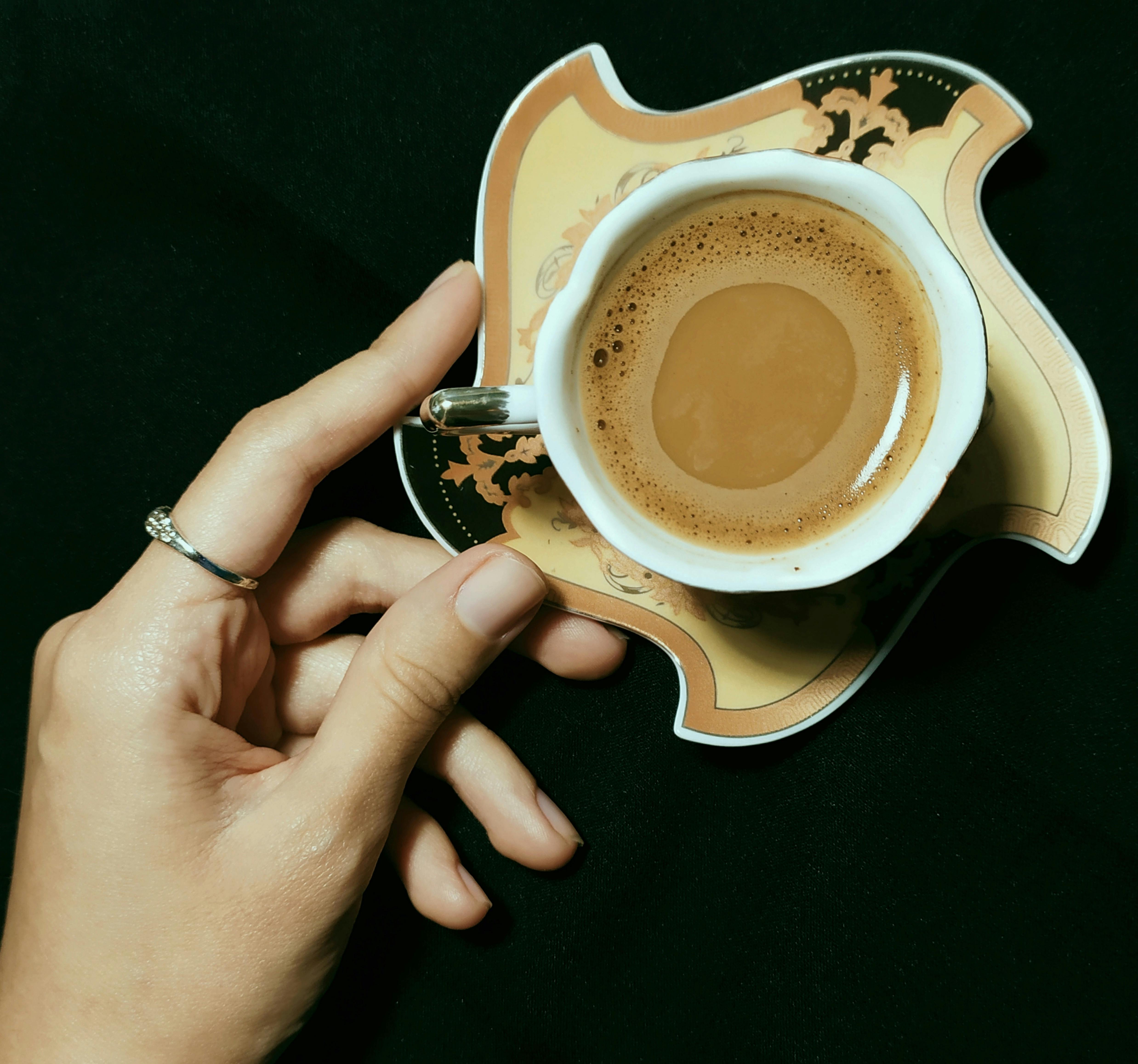 Ücretsiz barista, benzersiz tabak, bir fincan kahve, dingin, el, el ...