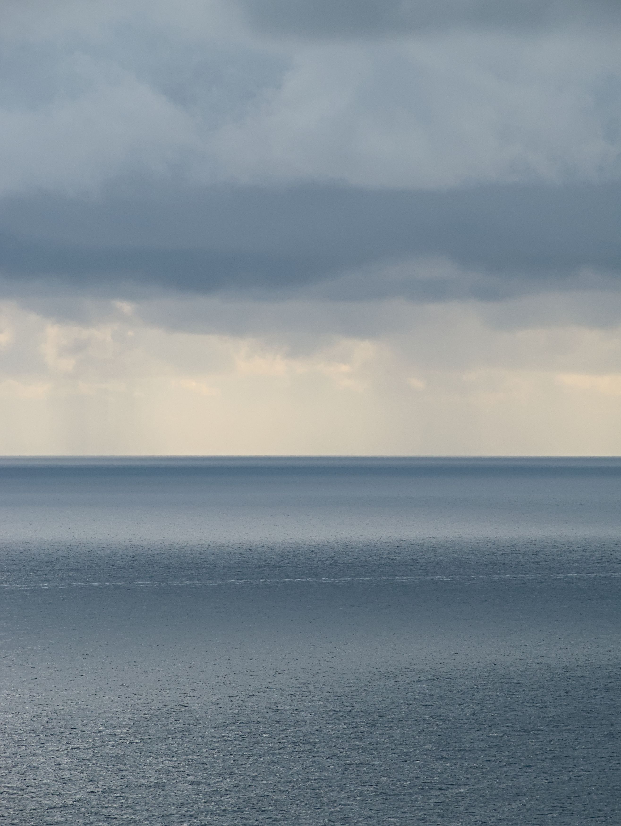 Horizonte Dramático Do Mar Nublado Com Nuvens De Tempestade · Foto ...