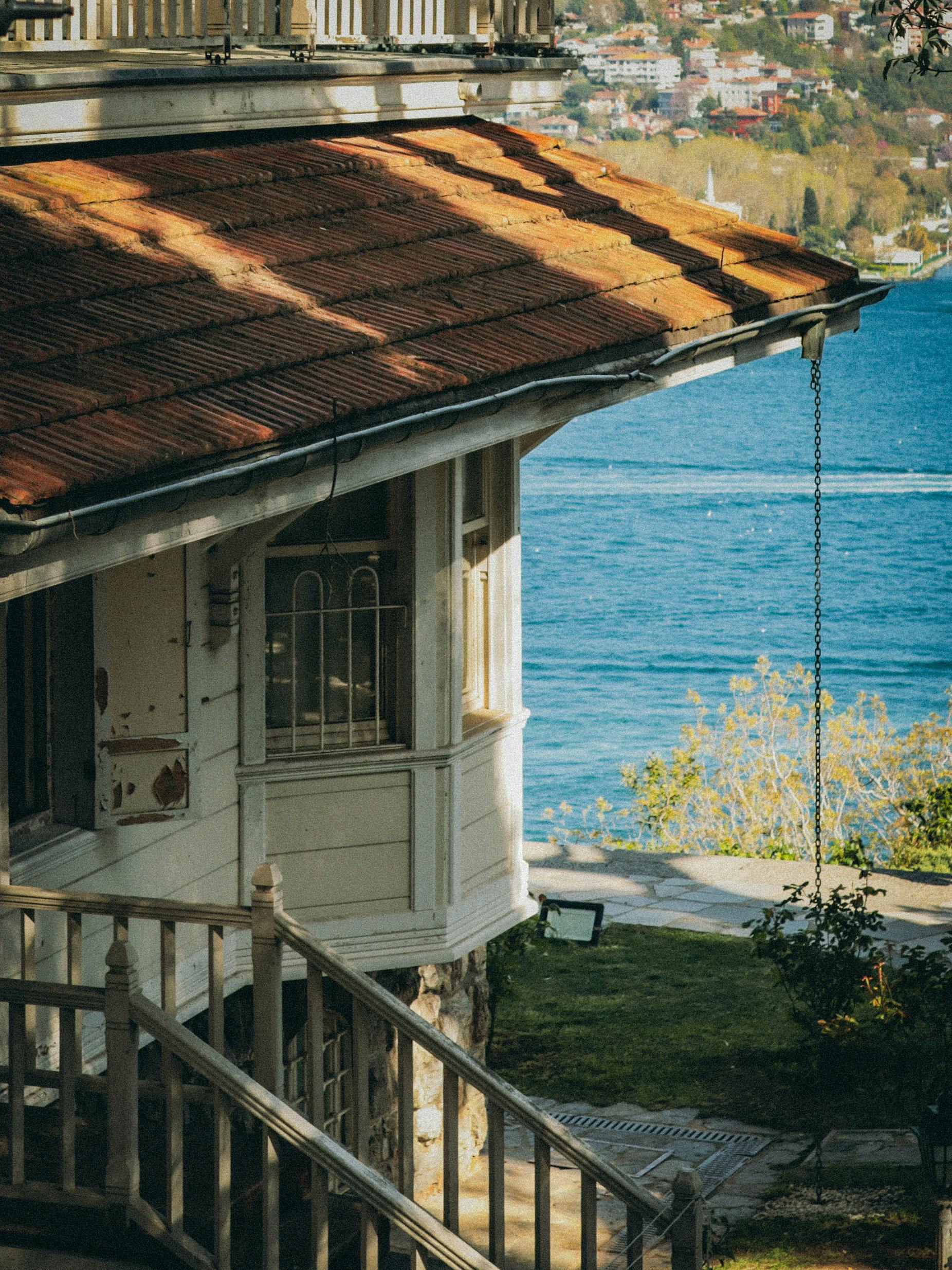 Charming Lakeside House with Rustic Architecture · Free Stock Photo
