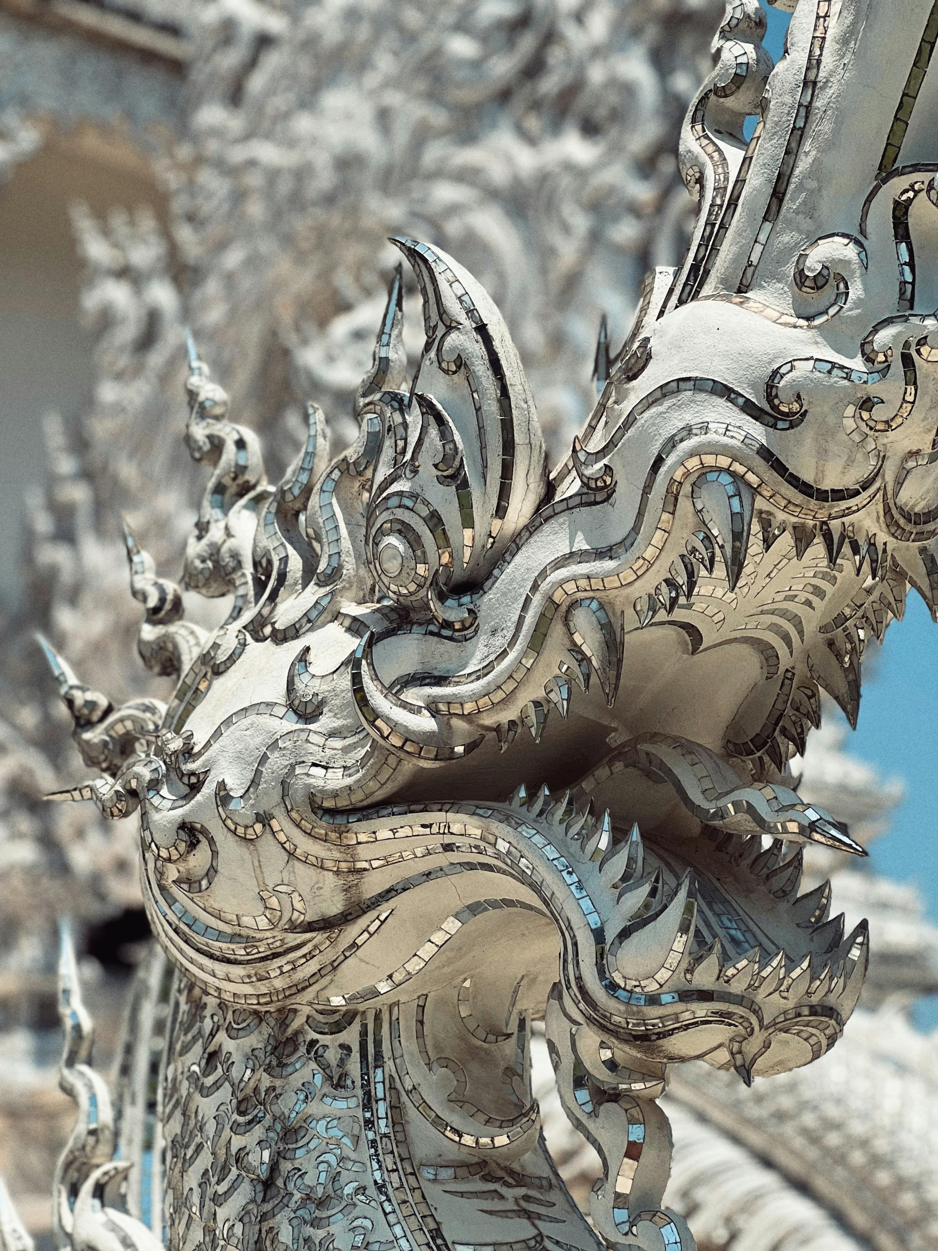 Esculturas Azuis Em Wat Rong Sear Tean, Tailândia · Foto profissional ...